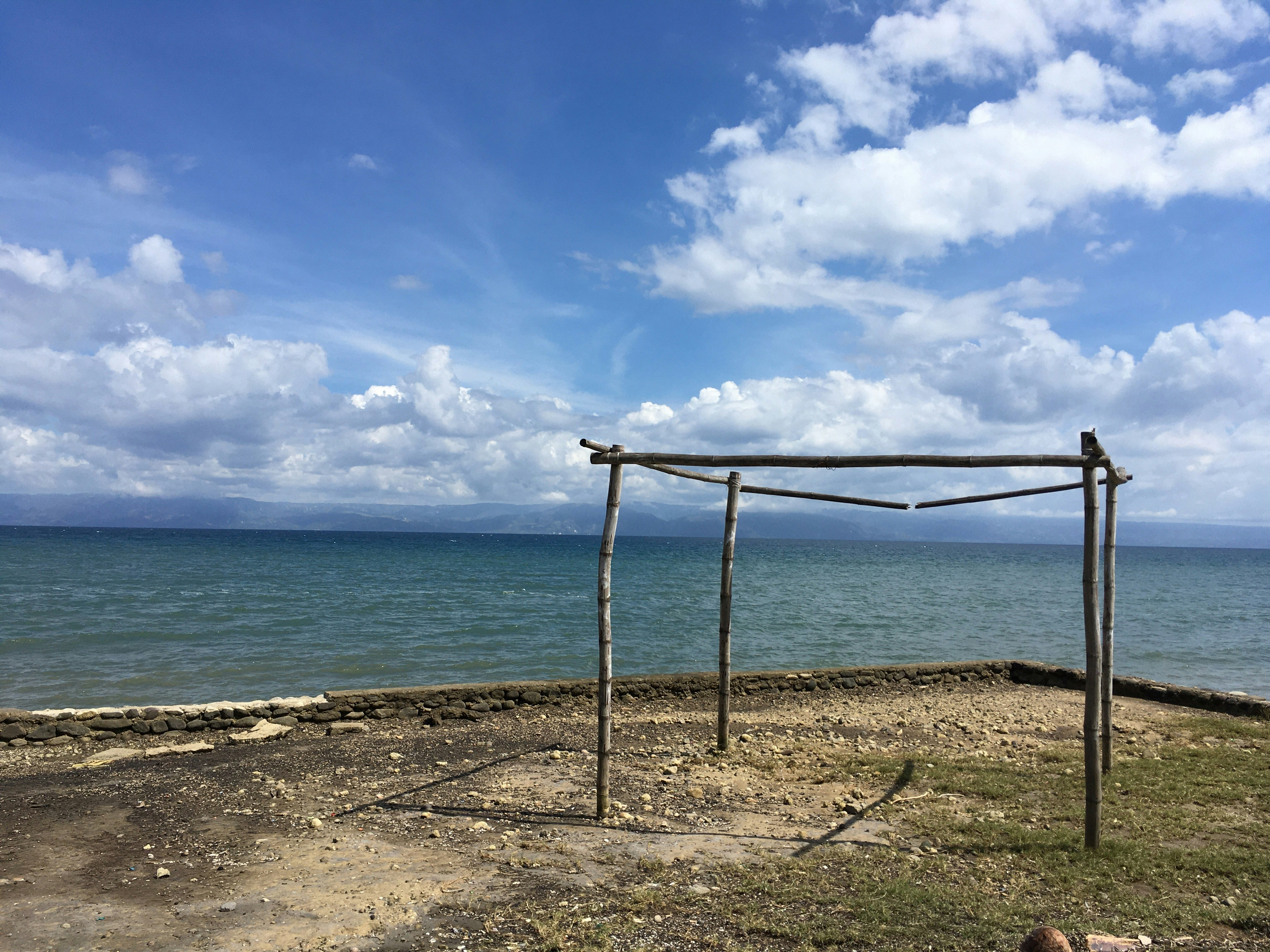 Une structure en bois posée au sommet d’une plage au bord de l’océan ...