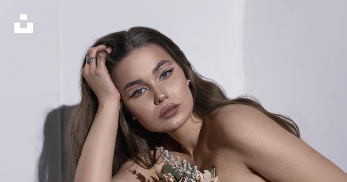 Una Mujer Sentada En El Suelo Con Las Manos En La Cabeza Foto Imagen