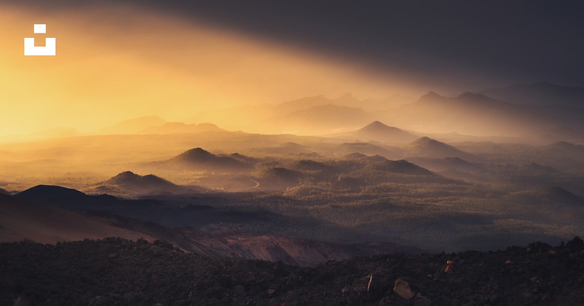 太陽が山の上の雲を通して輝いていますの写真 Unsplashの無料自然写真