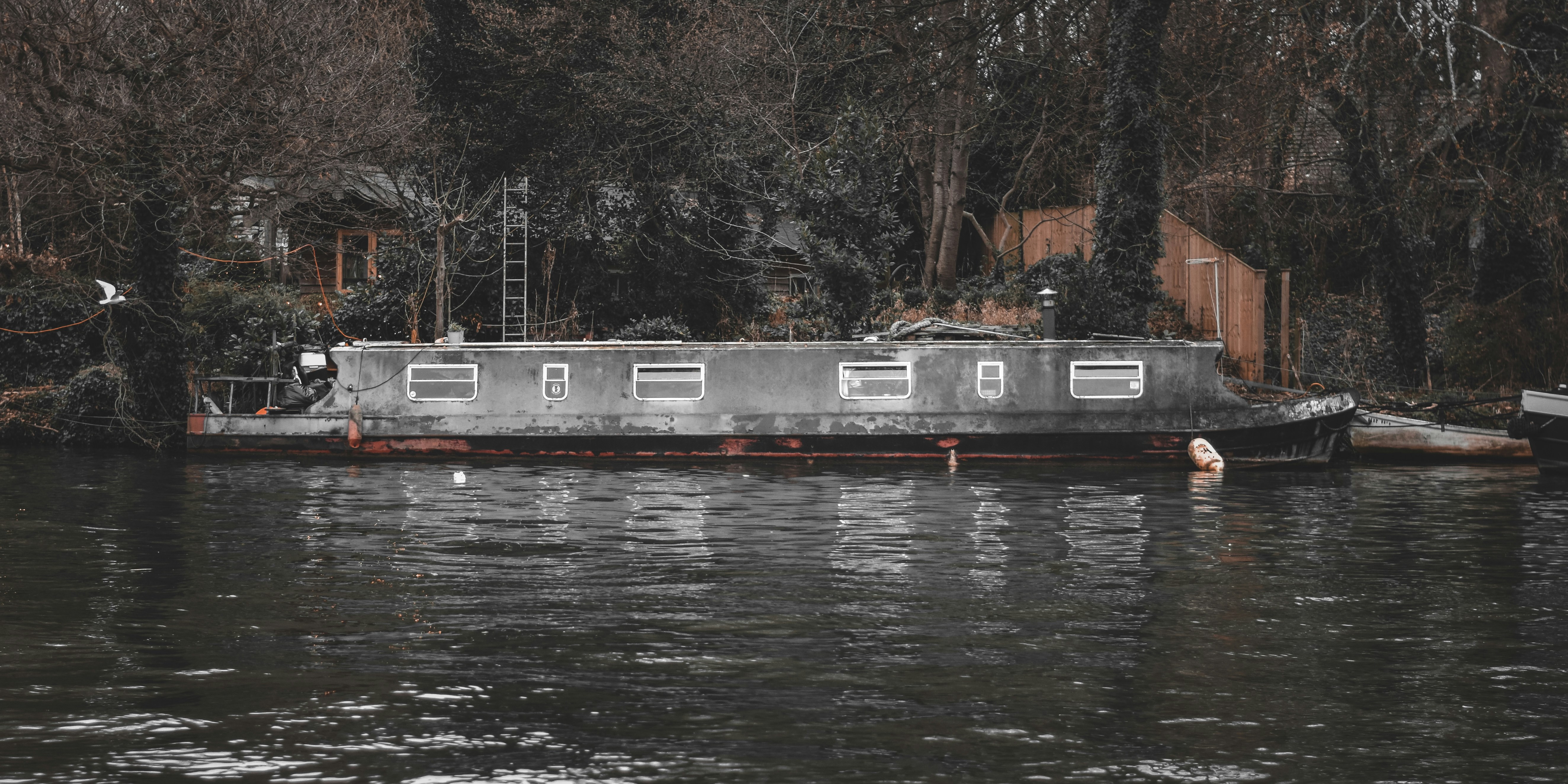 Une péniche assise au sommet d’une rivière photo – Image gratuite de ...