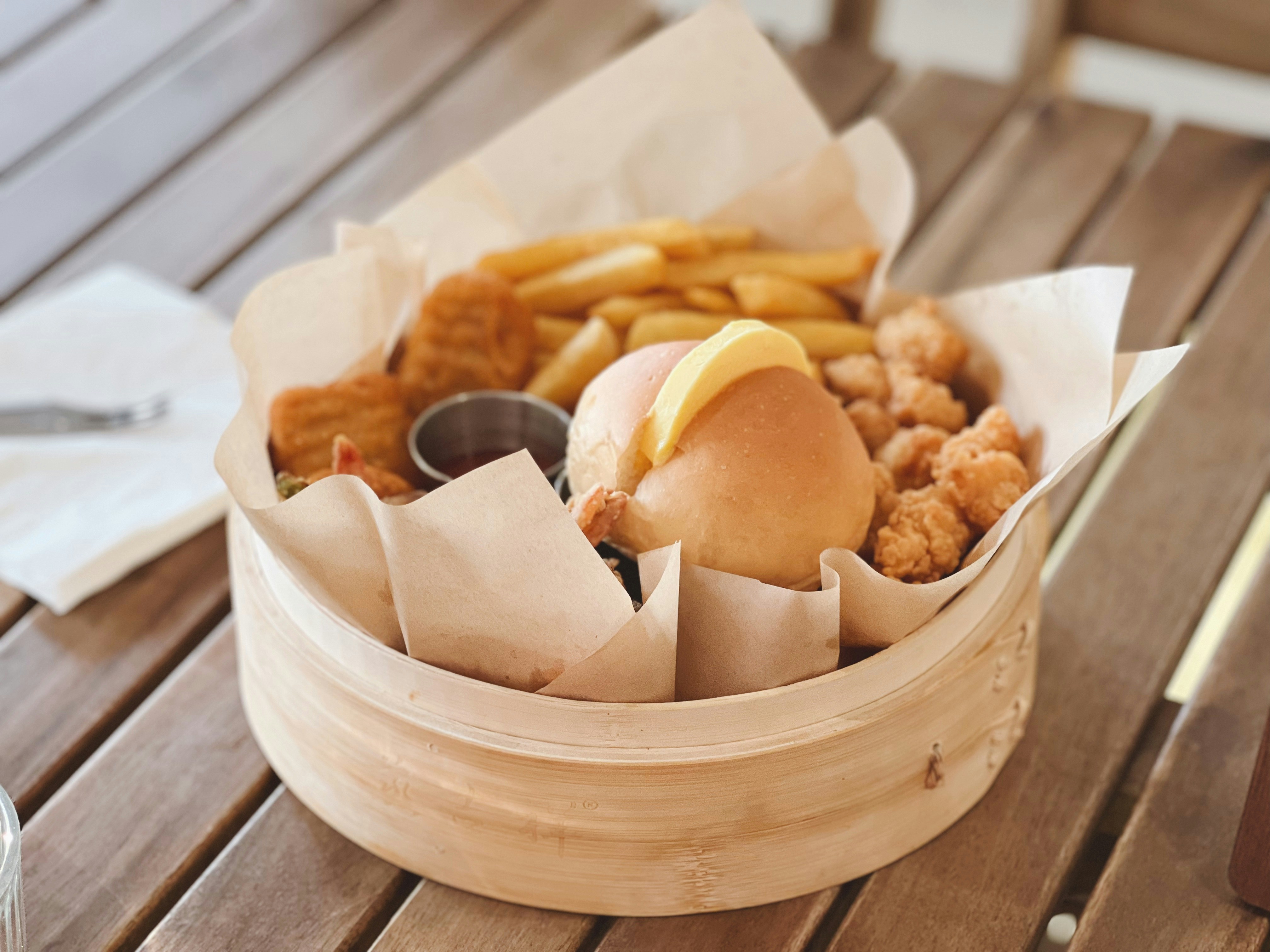 Un panier de nourriture posé sur une table en bois photo – Photo ...