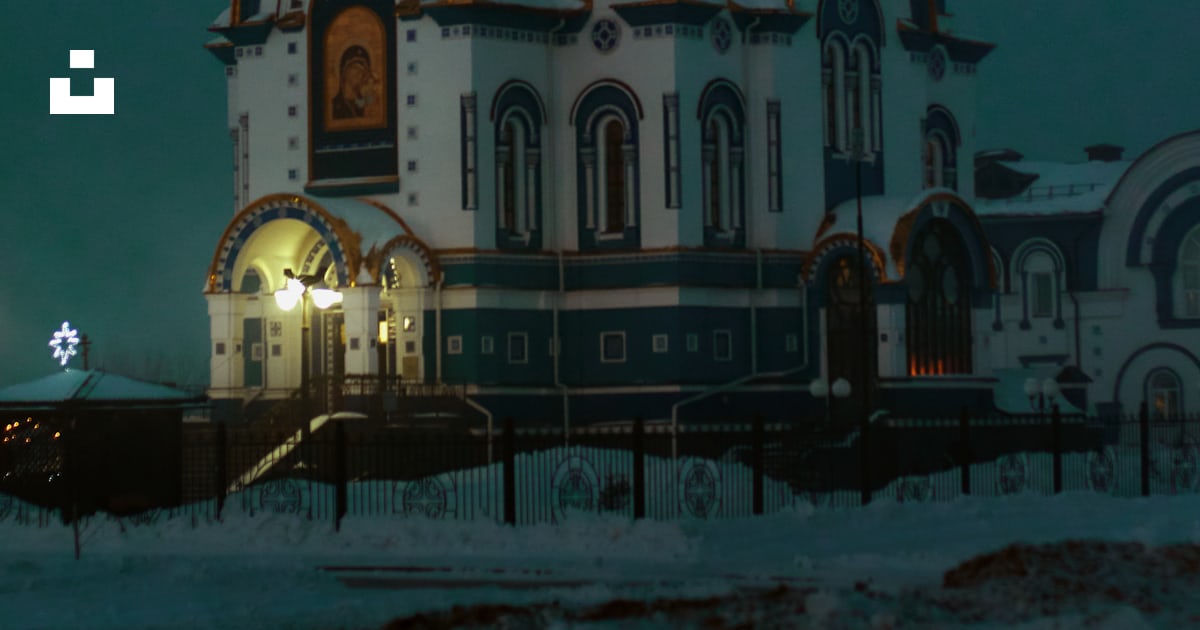Une église Illuminée La Nuit Avec De La Neige Au Sol Photo Photo Dôme
