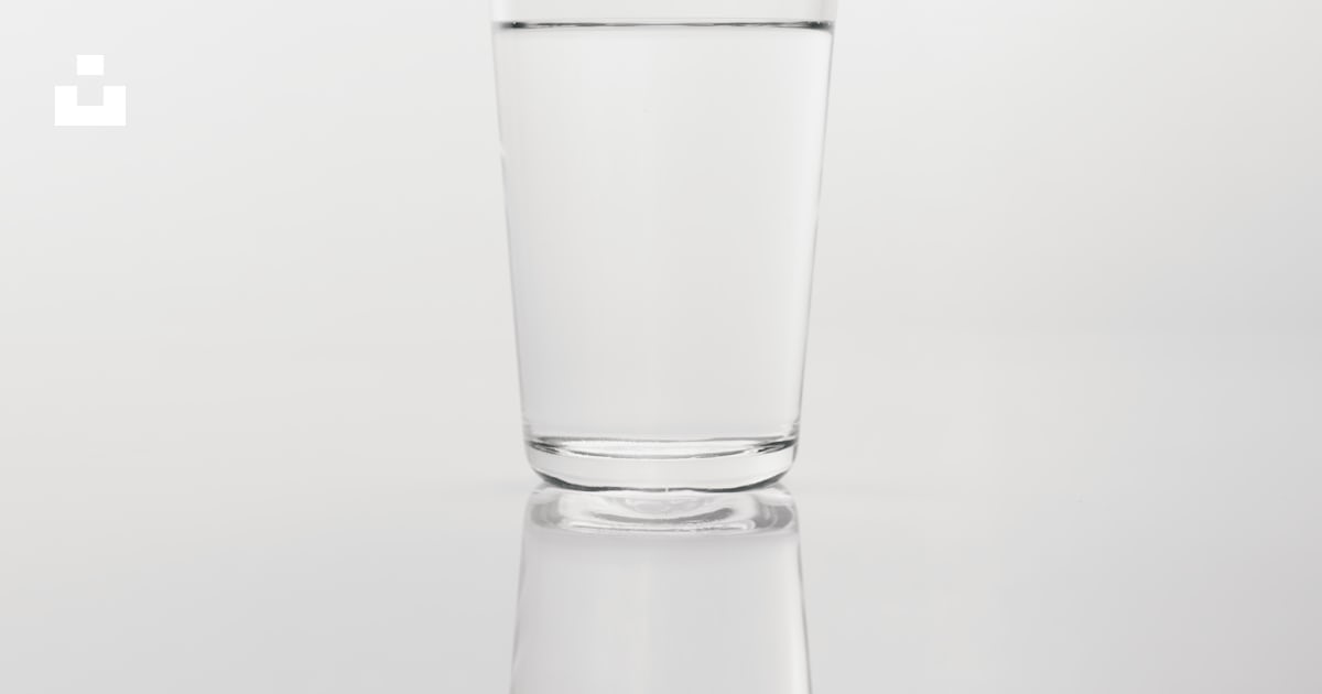 반사 표면에 물 한 잔 사진 Unsplash의 무료 배경 이미지