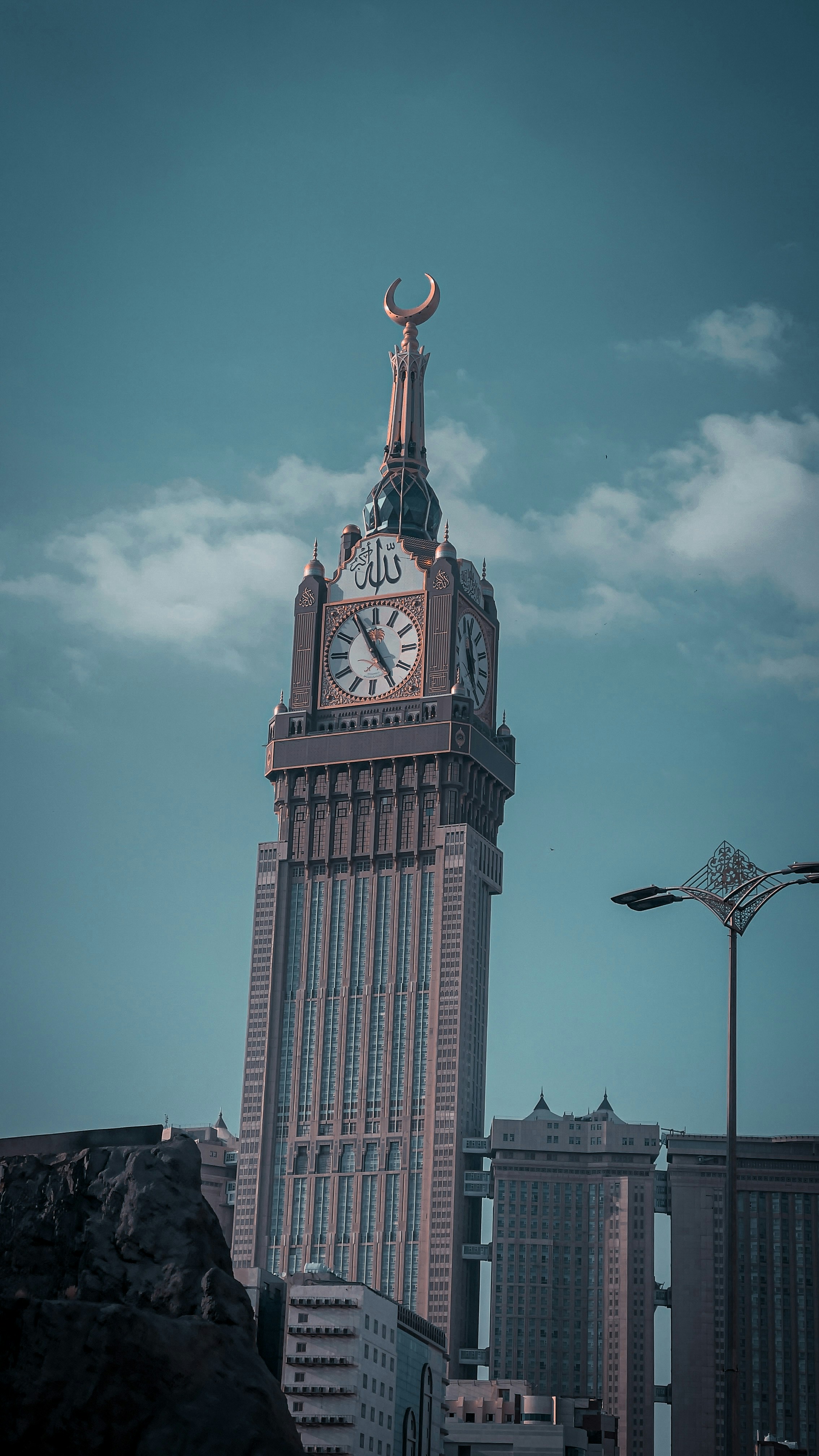 A tall clock tower with a sky background photo – Free Makkah saudi ...