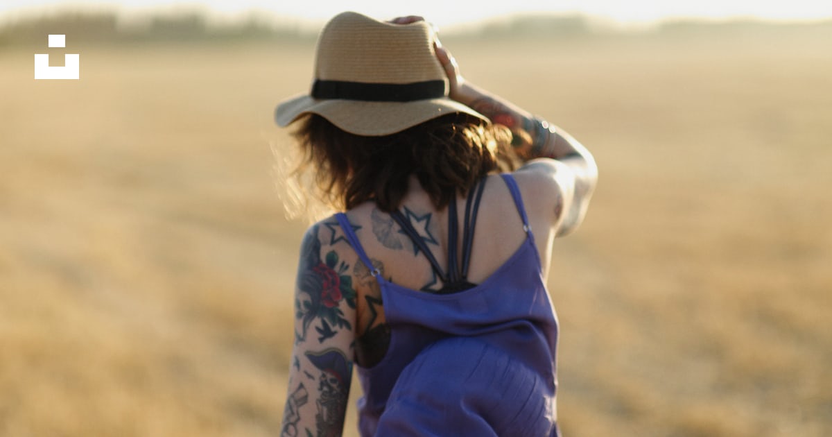 Foto zum Thema Eine Frau mit Hut geht durch ein Feld – Kostenloses Bild ... Foto zum Thema Eine Frau mit Hut geht durch ein Feld – Kostenloses Bild ...