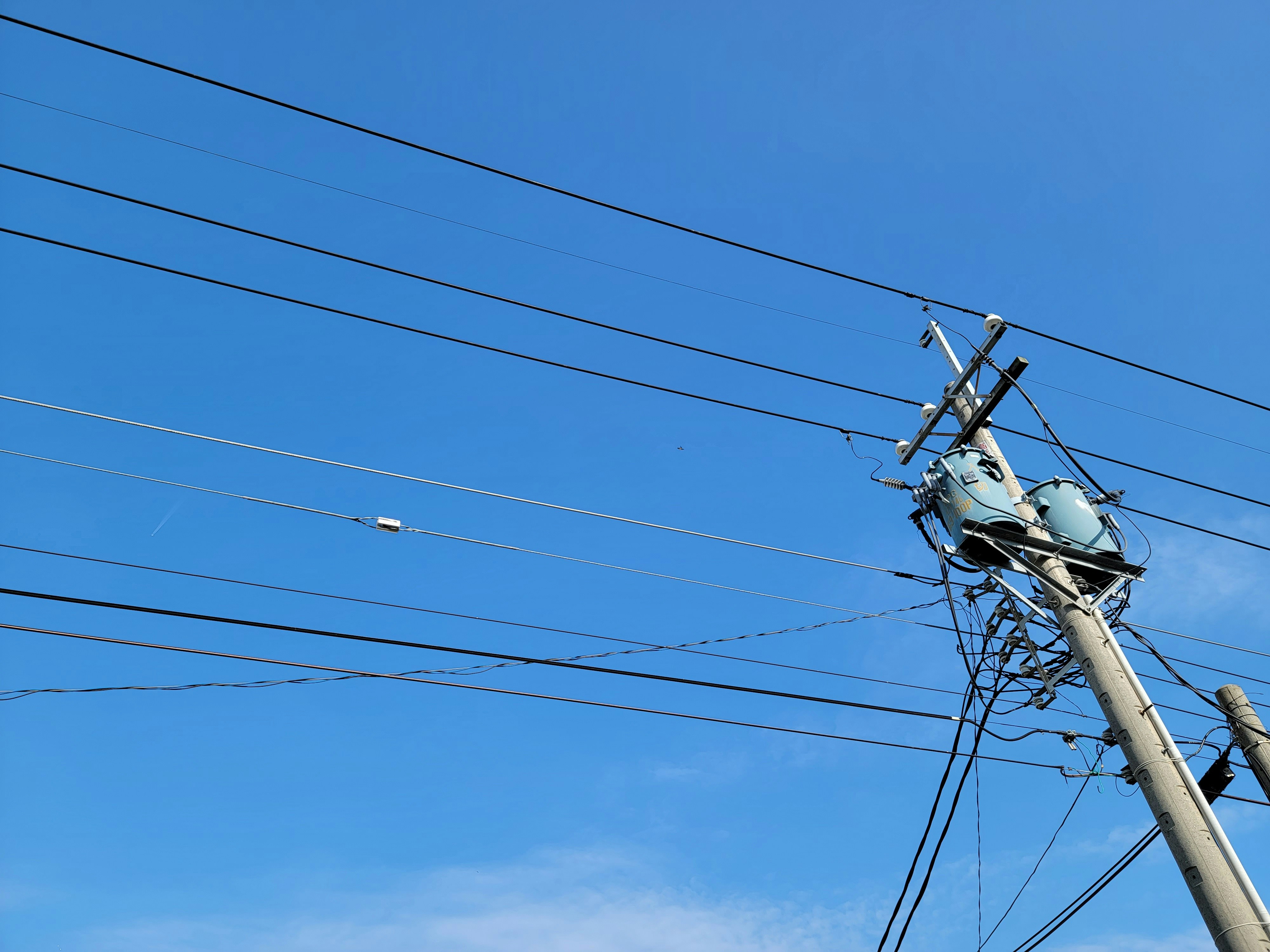 Un poste de teléfono con un cielo azul en el fondo foto – Imagen de ...