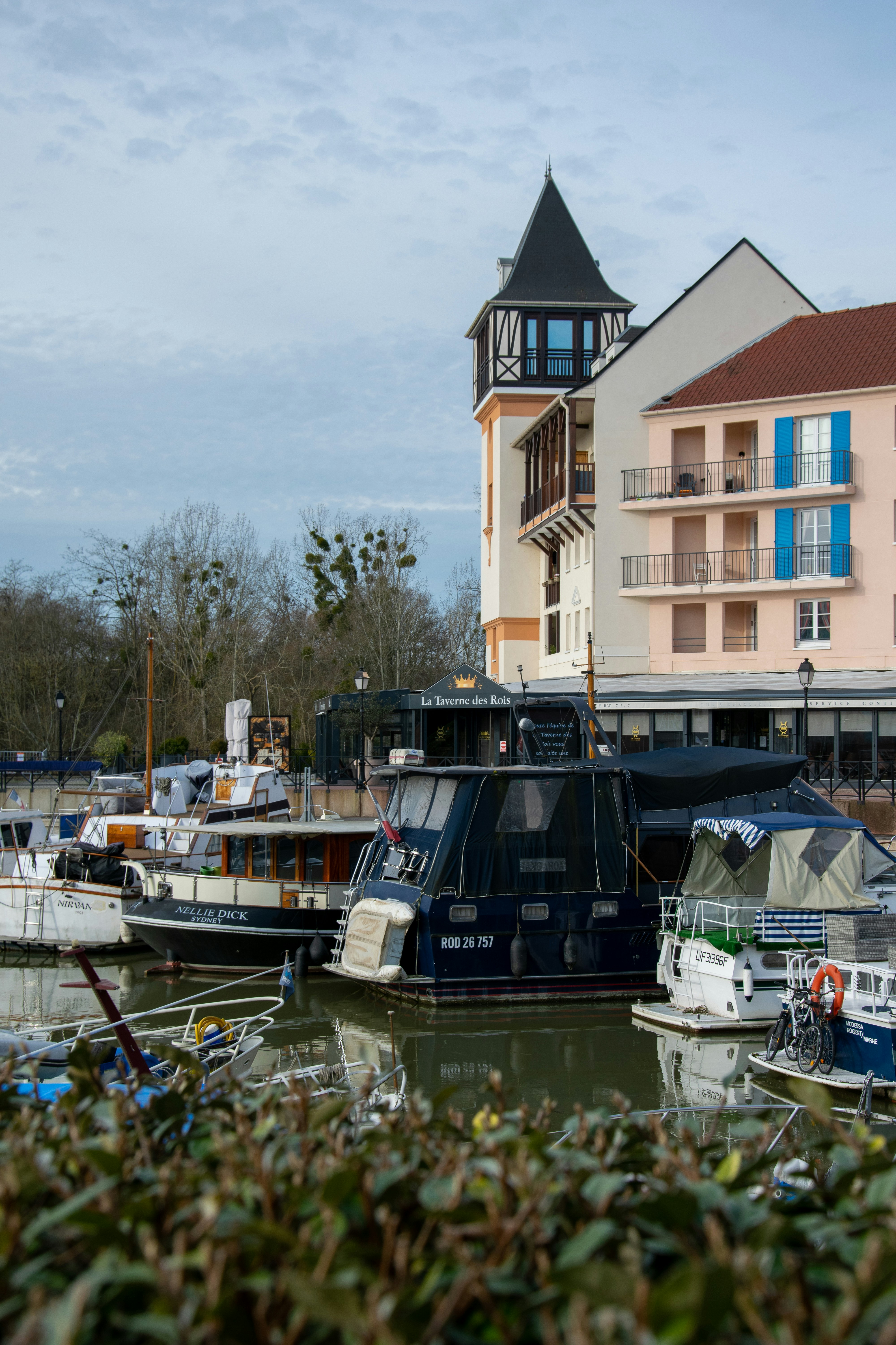 Port Cergy, France Photos | Télécharger des images gratuites sur Unsplash