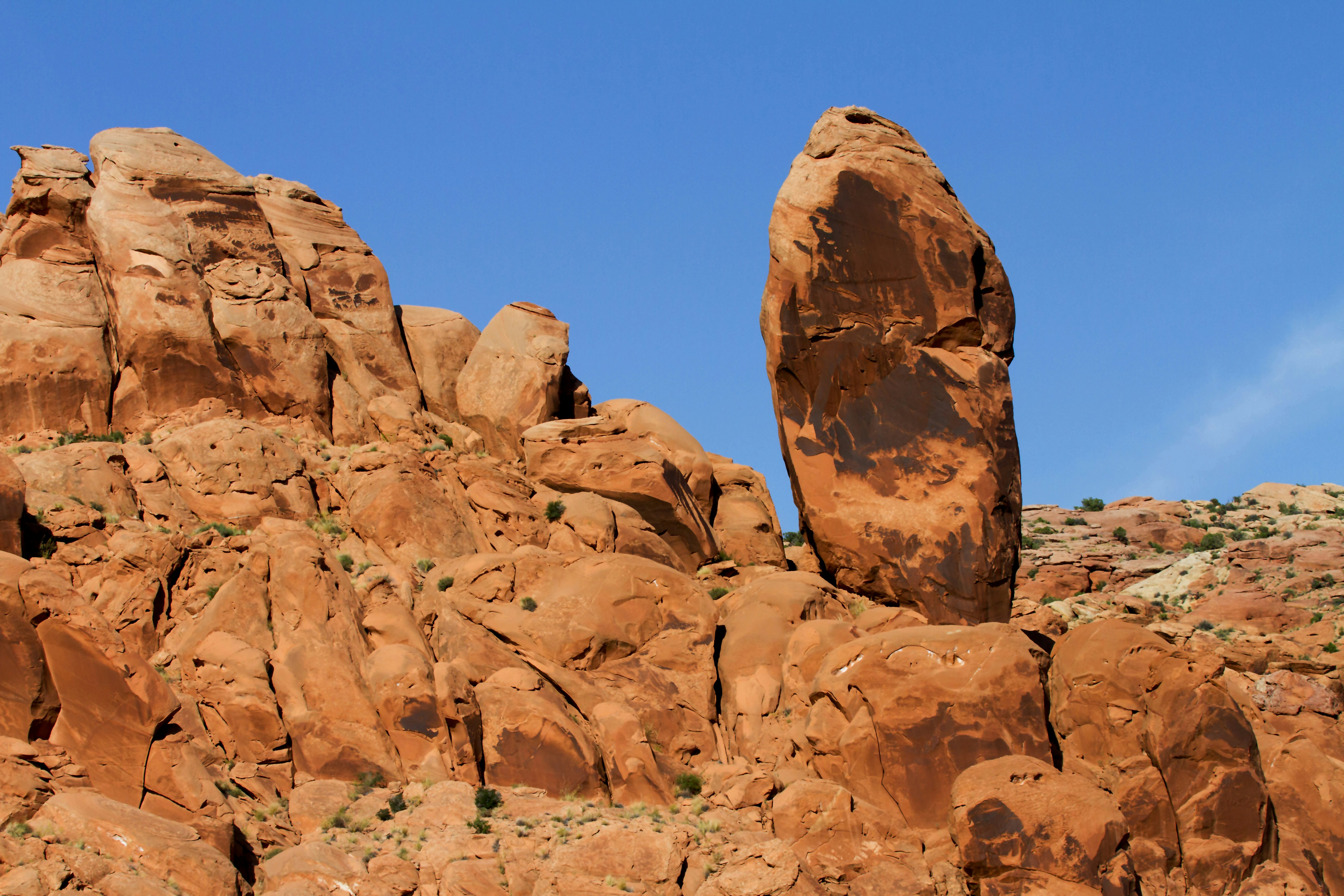 Une grande formation rocheuse au milieu d’un désert photo – Photo Etats ...