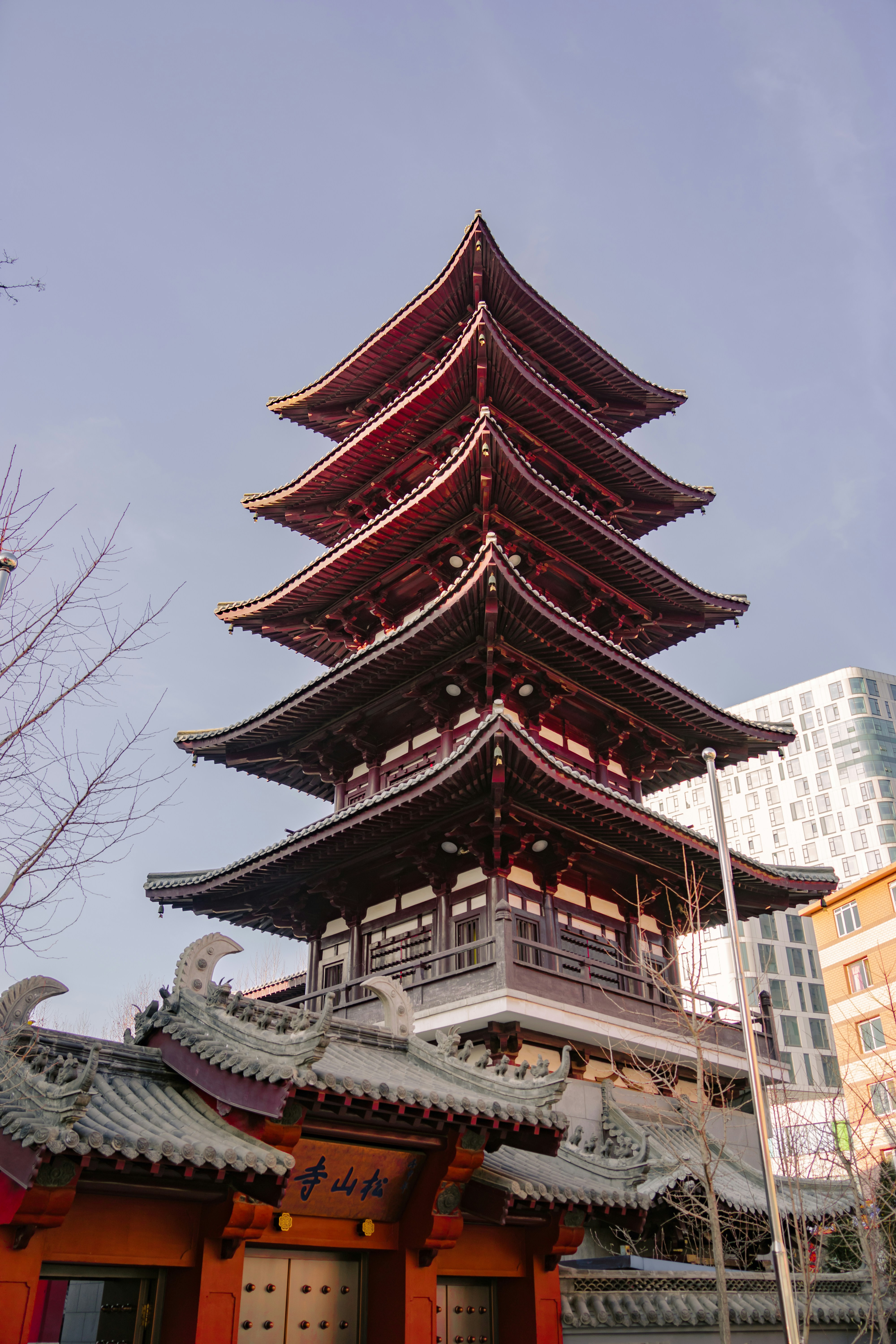 Un grand bâtiment avec une tour au milieu photo – Photo Tombeau ...