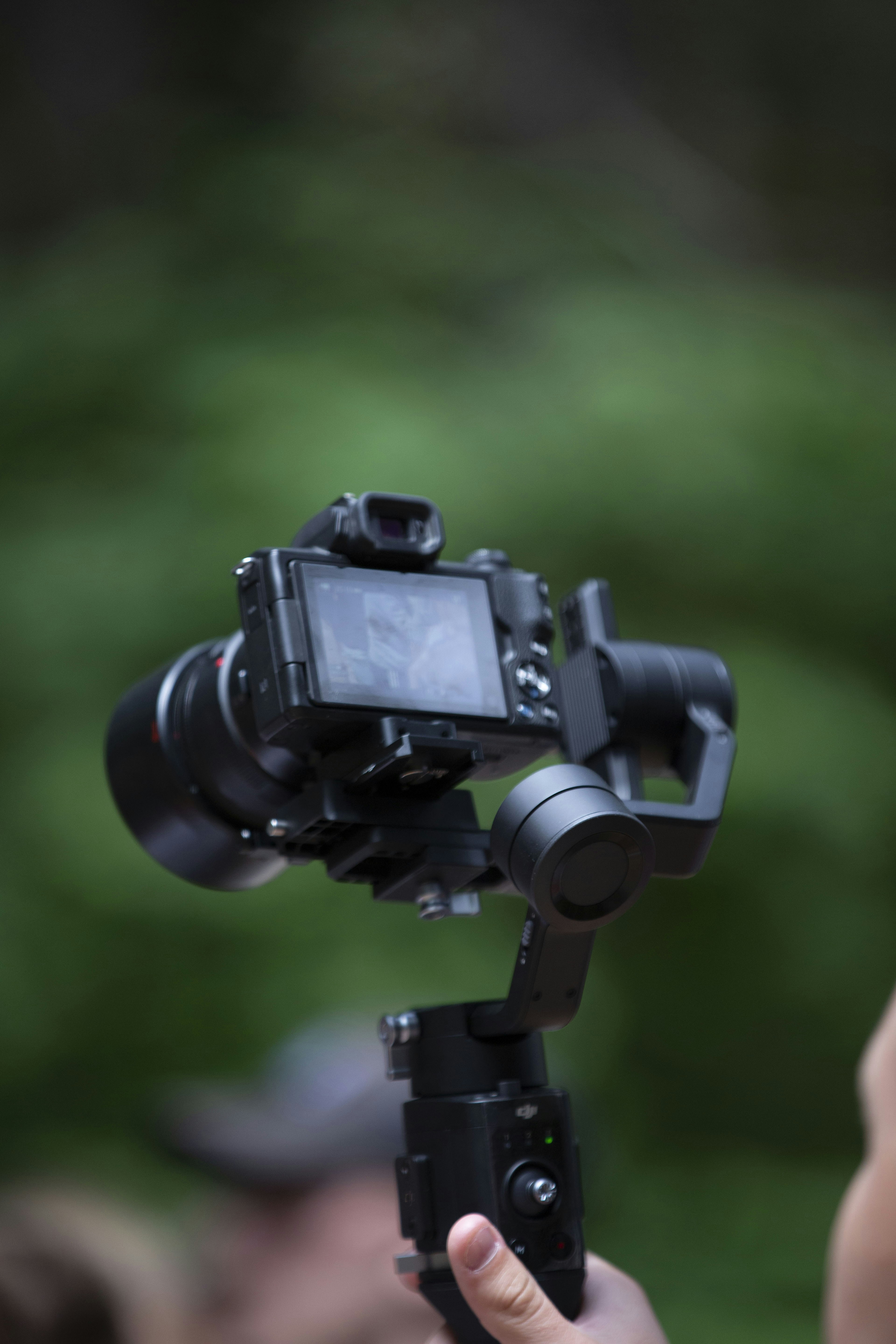 A person holding a video camera in their hand photo – Free Tripod Image on Unsplash