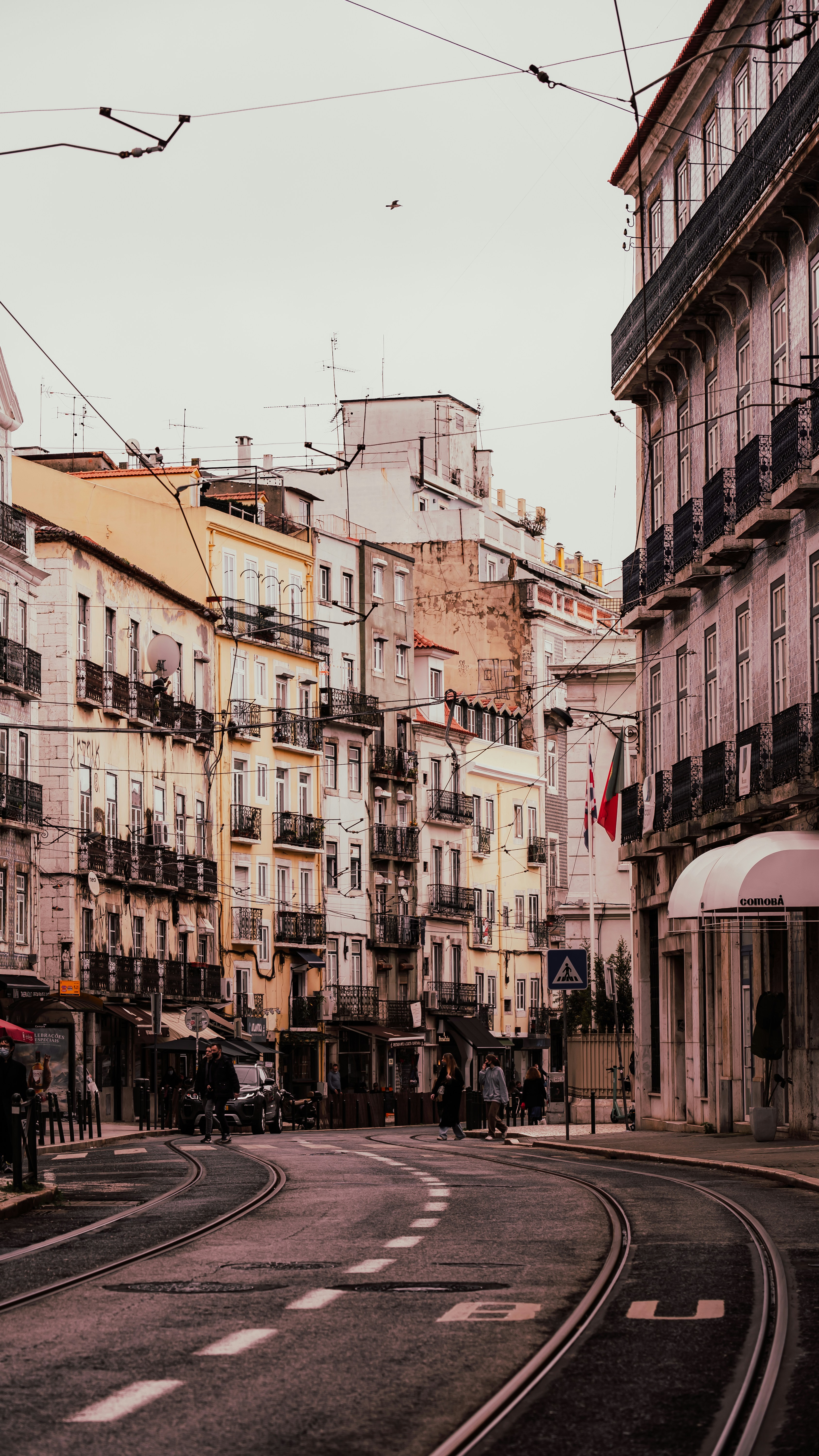 Foto Una calle de la ciudad llena de muchos edificios altos – Imagen ...