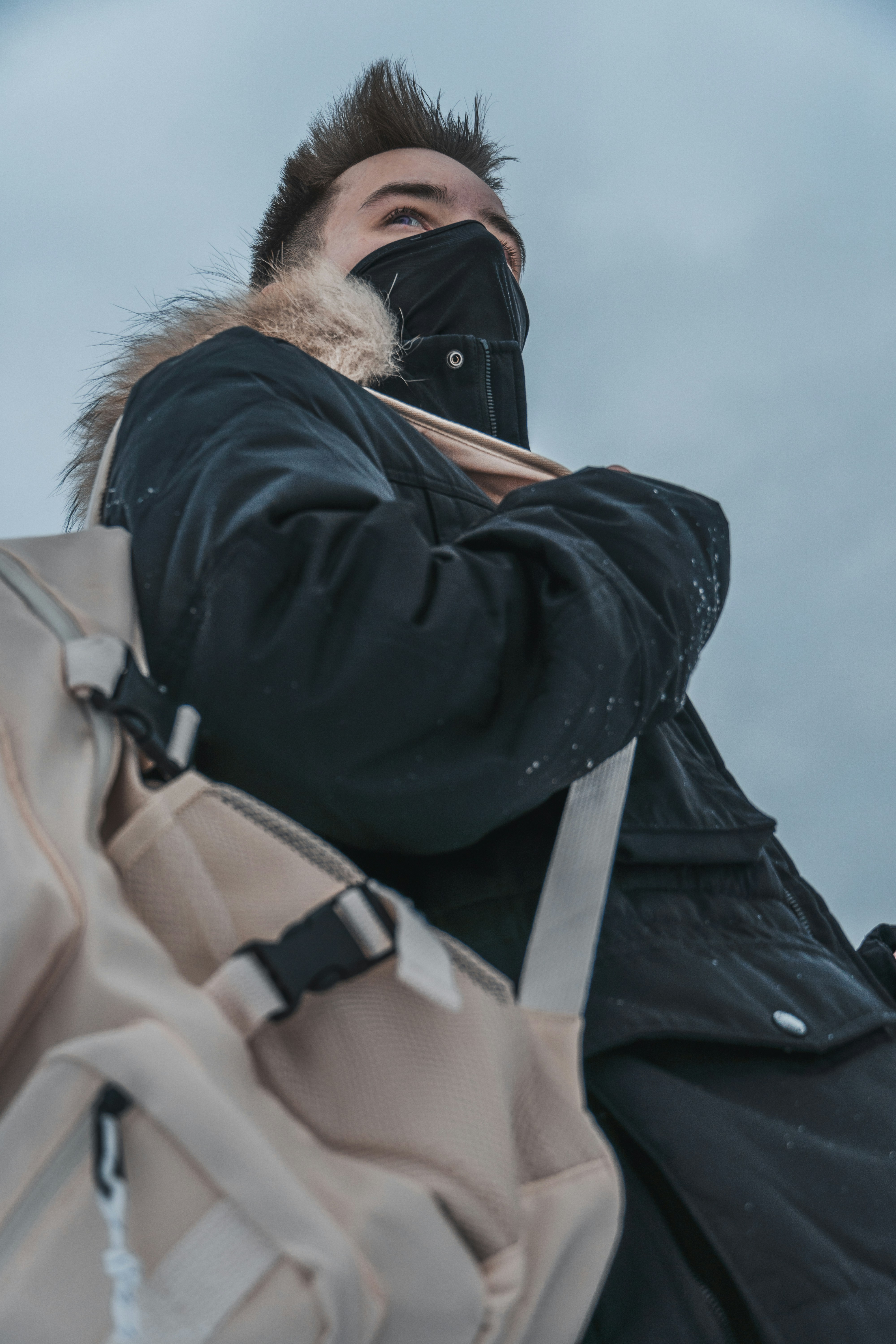 A man wearing a face mask while holding a bag photo – Free Photo Image ...