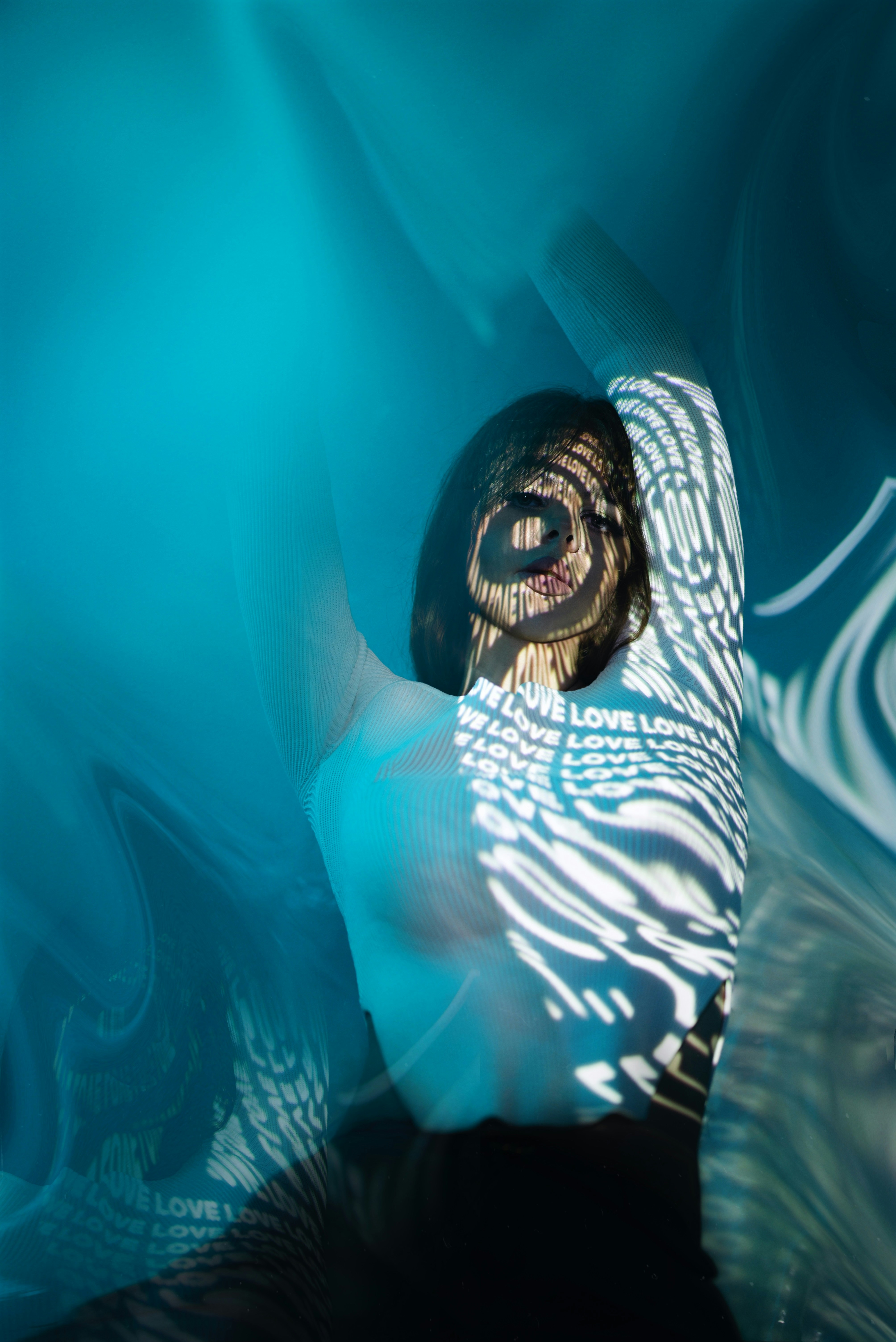 Projected Patterns on a Silhouette: A Portrait in Light and Fluid Motion
