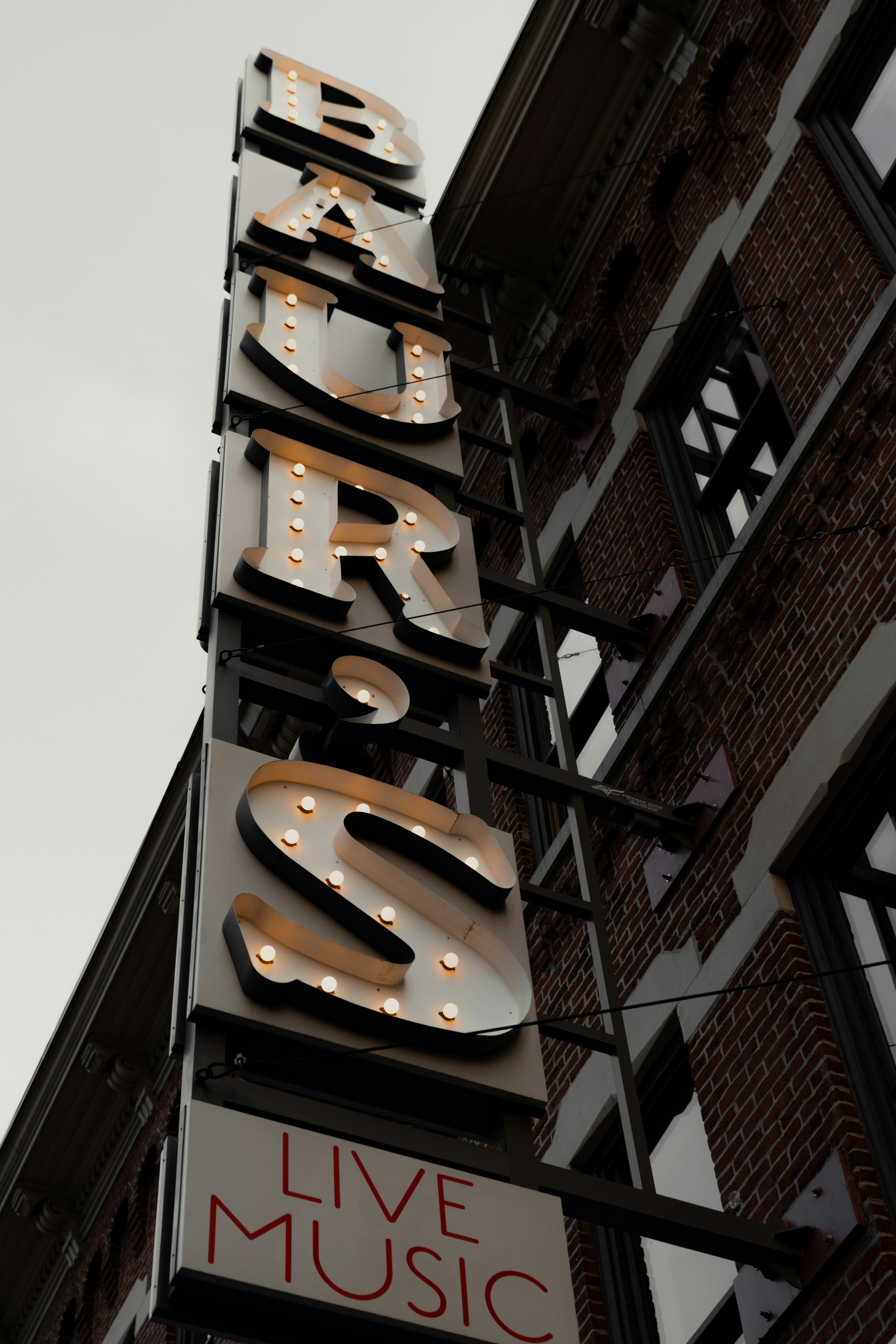 Foto Un letrero grande en el costado de un edificio – Imagen Diseño de ...