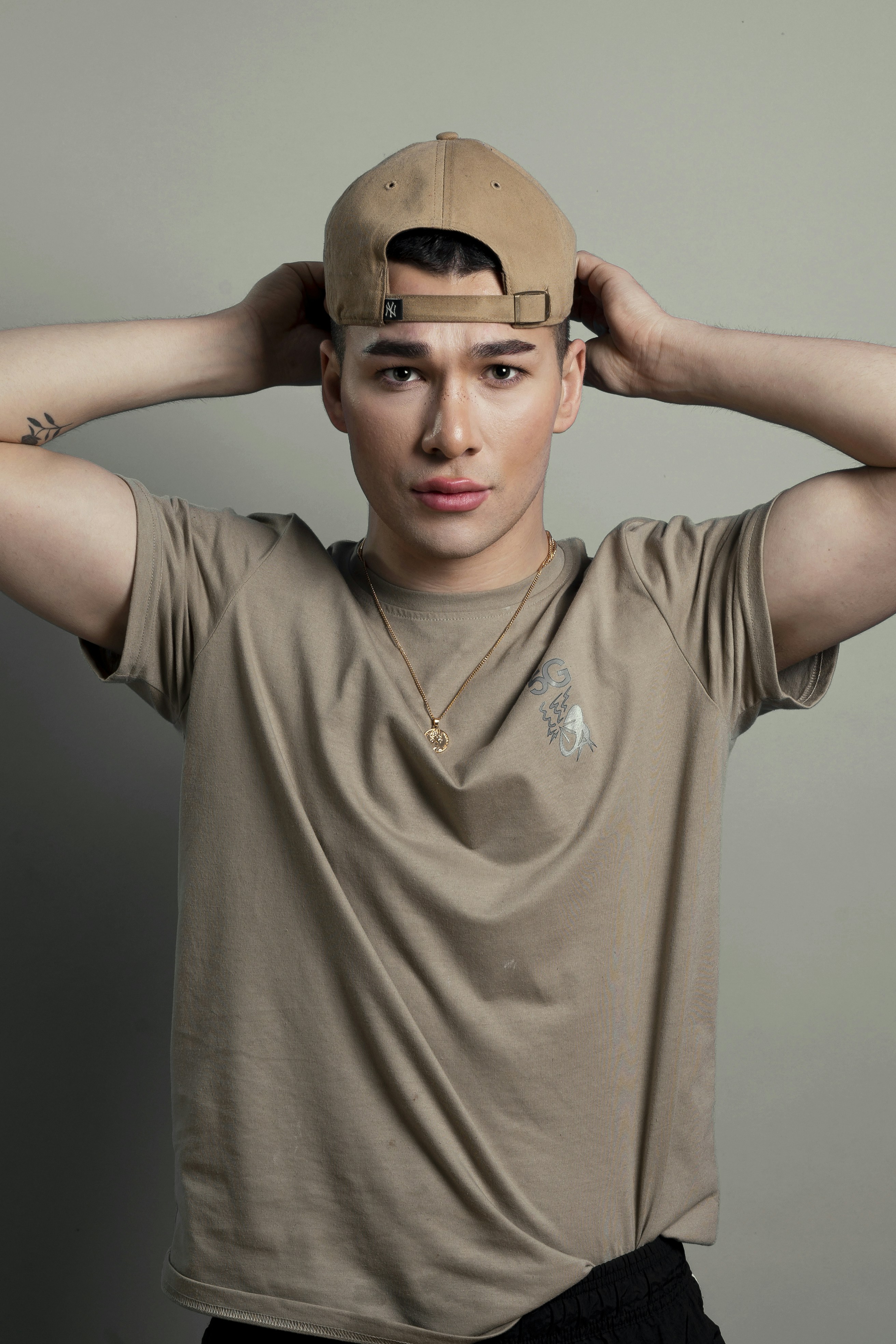 A man with a baseball cap on his head photo – Free Canada Image on Unsplash