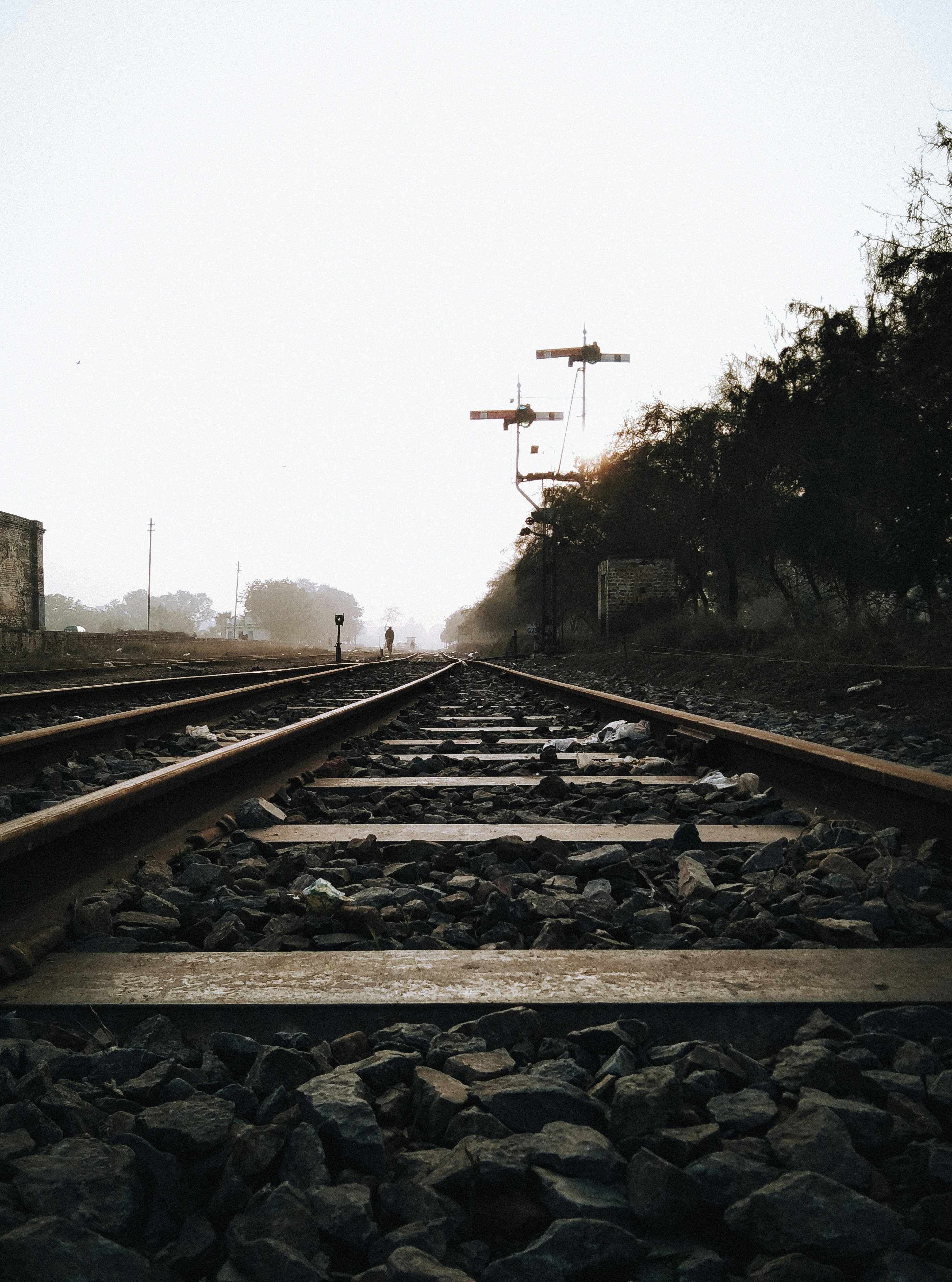 Une voie ferrée sur laquelle se tient une personne photo – Photo De ...