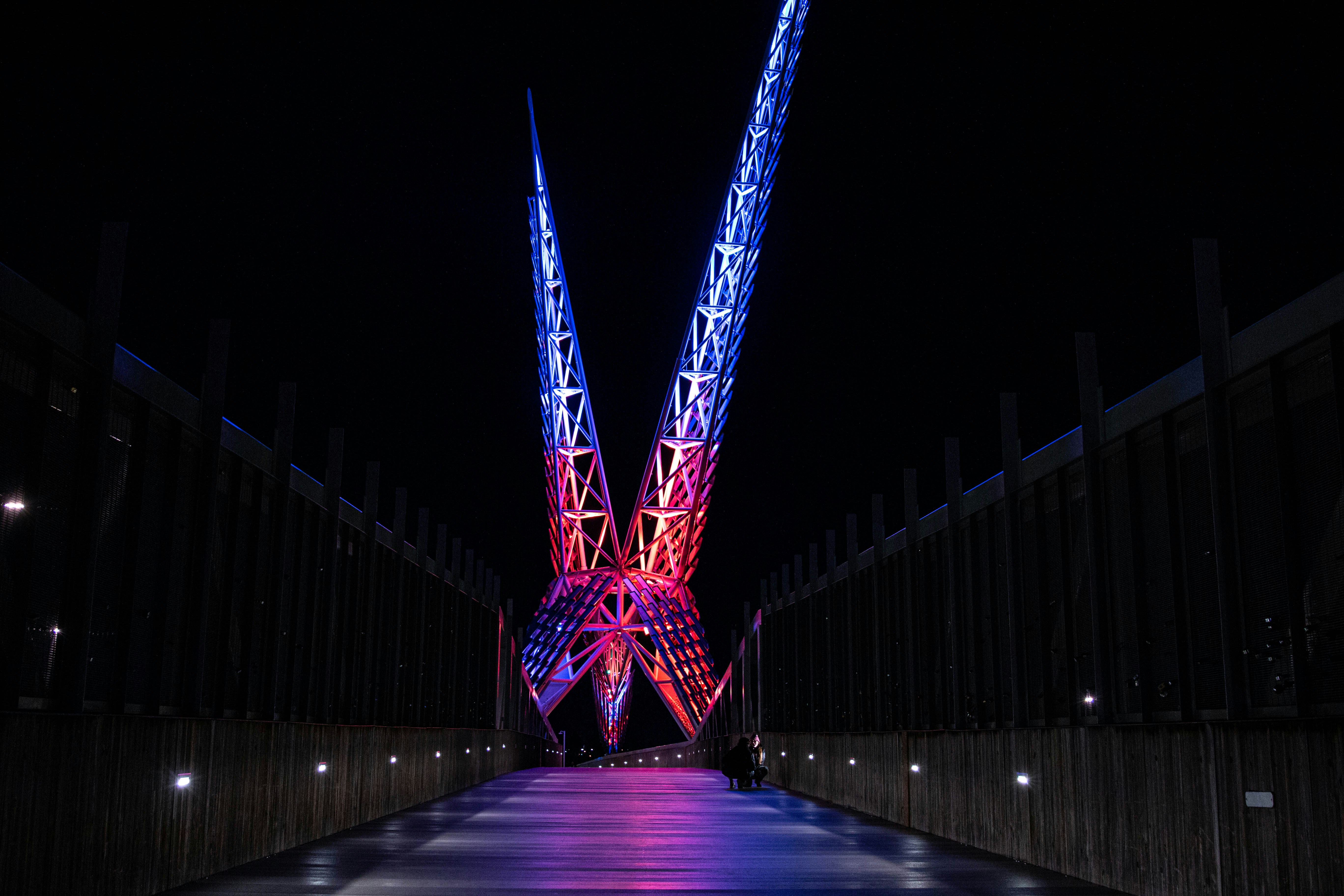 Un très grand pont qui a quelques lumières dessus photo – Photo Pont de ...