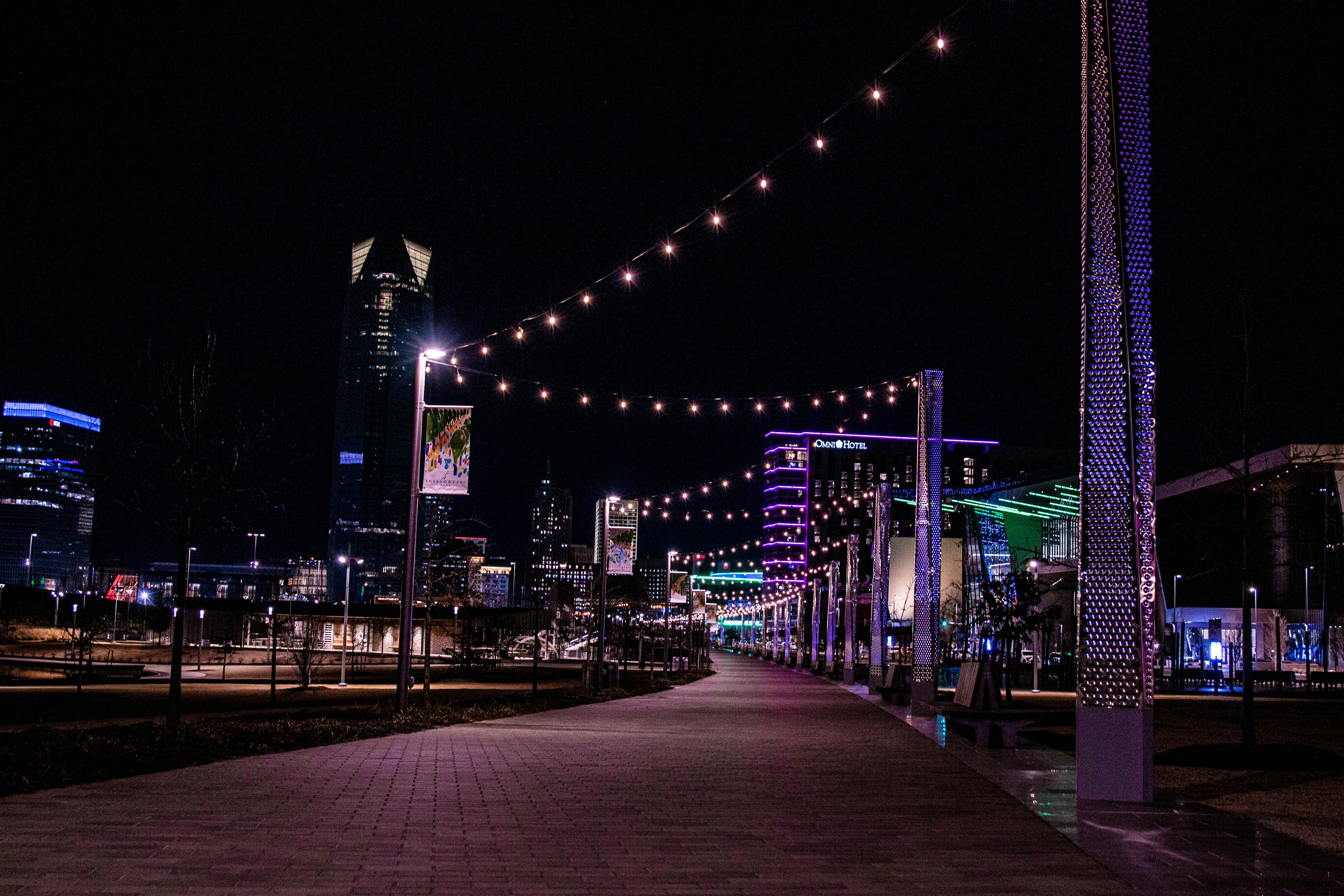 Una pasarela con luces colgadas sobre ella por la noche foto – Imagen ...
