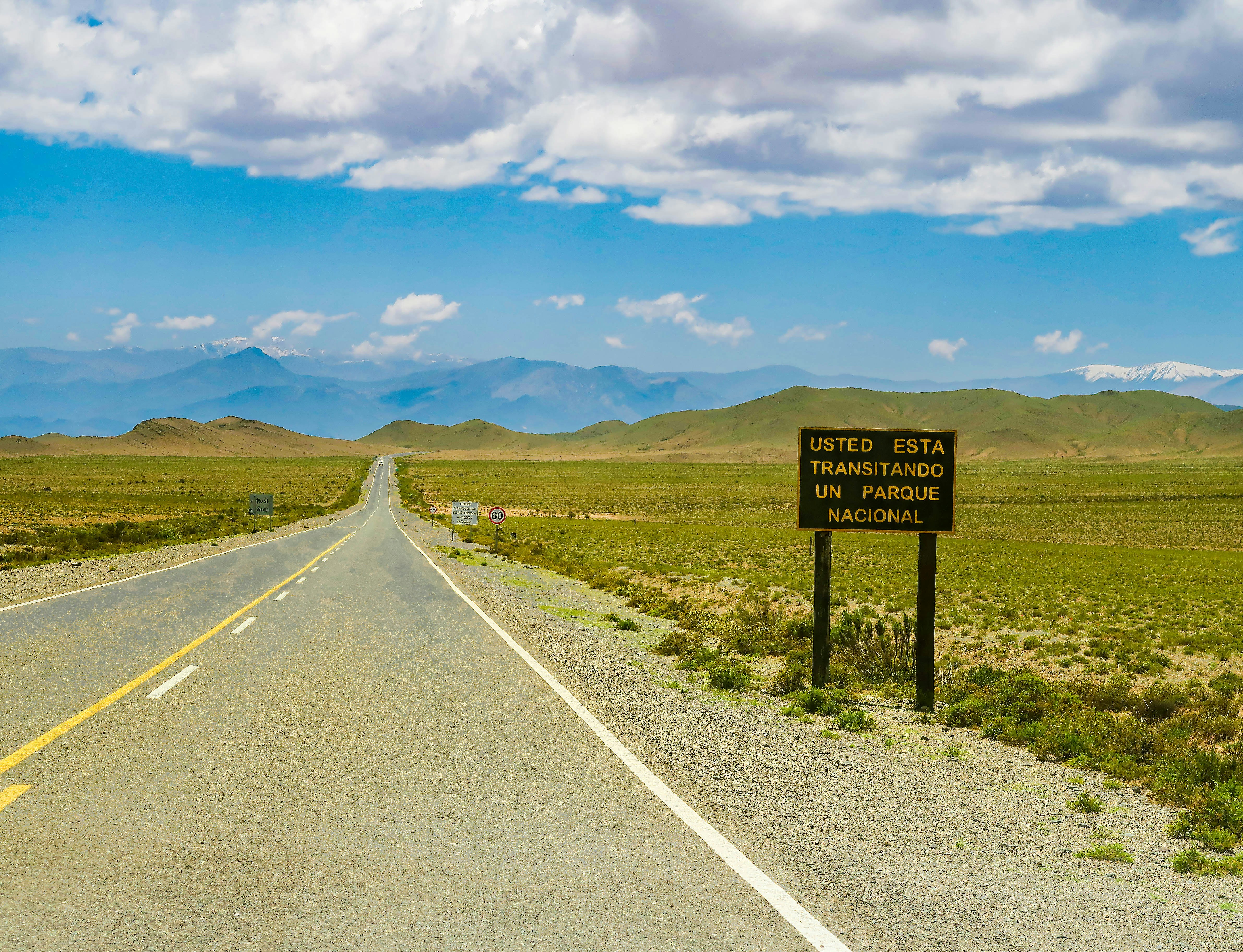 Un letrero al costado de una carretera en medio de la nada foto ...