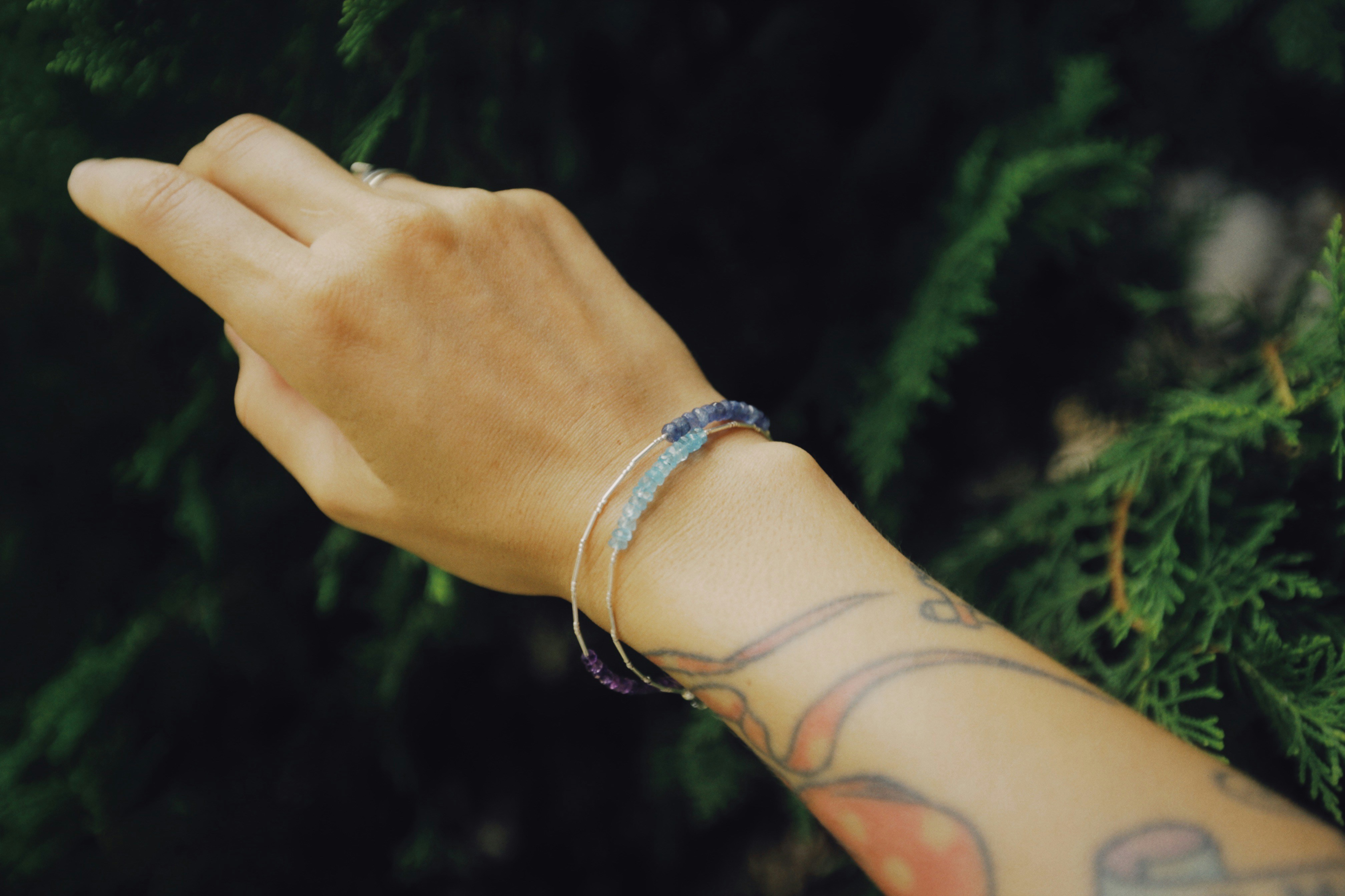 Foto zum Thema Der Arm einer Person mit einem Armband darauf ...