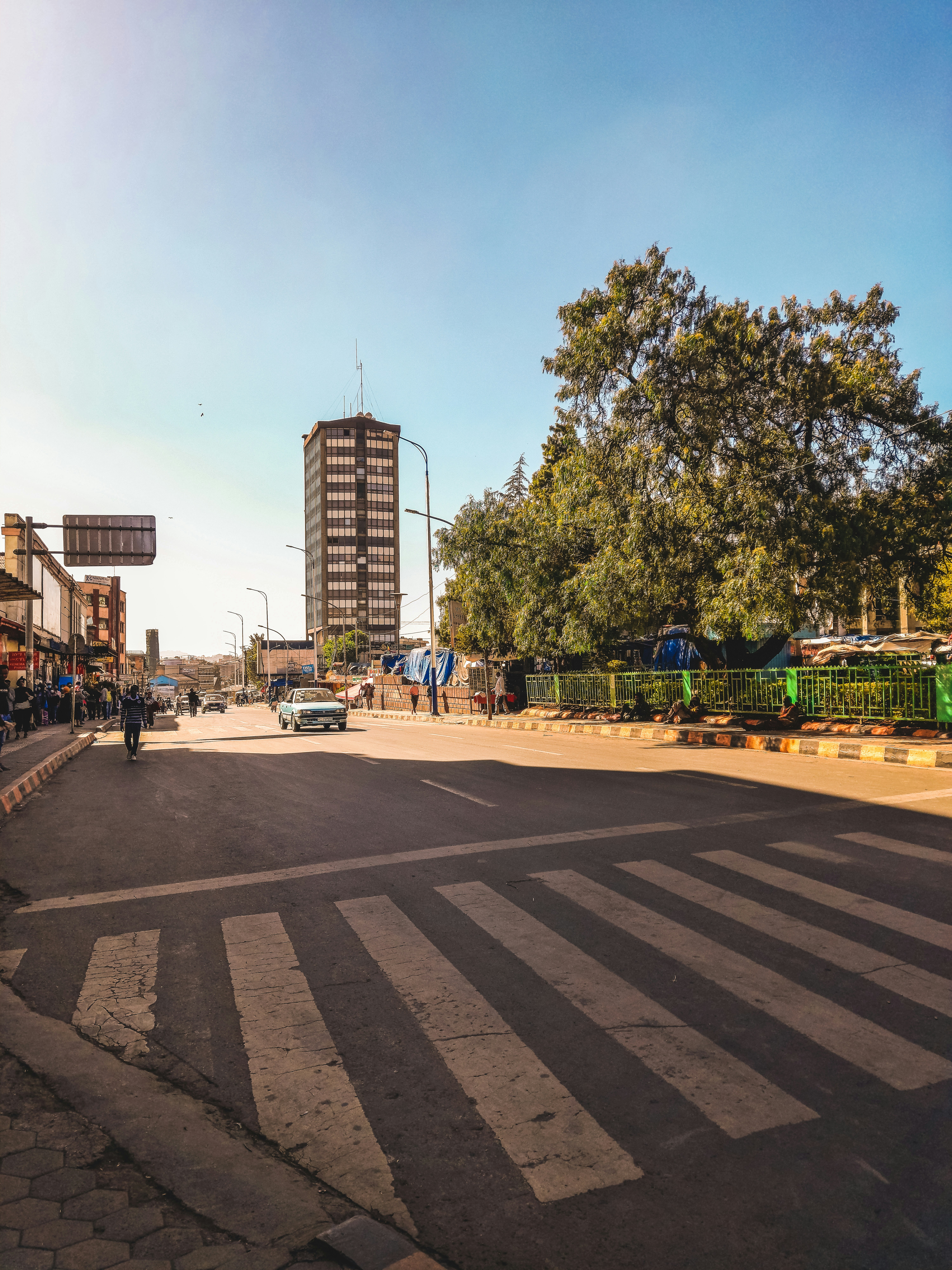 A city street with cars parked on the side of the road photo – Free ...