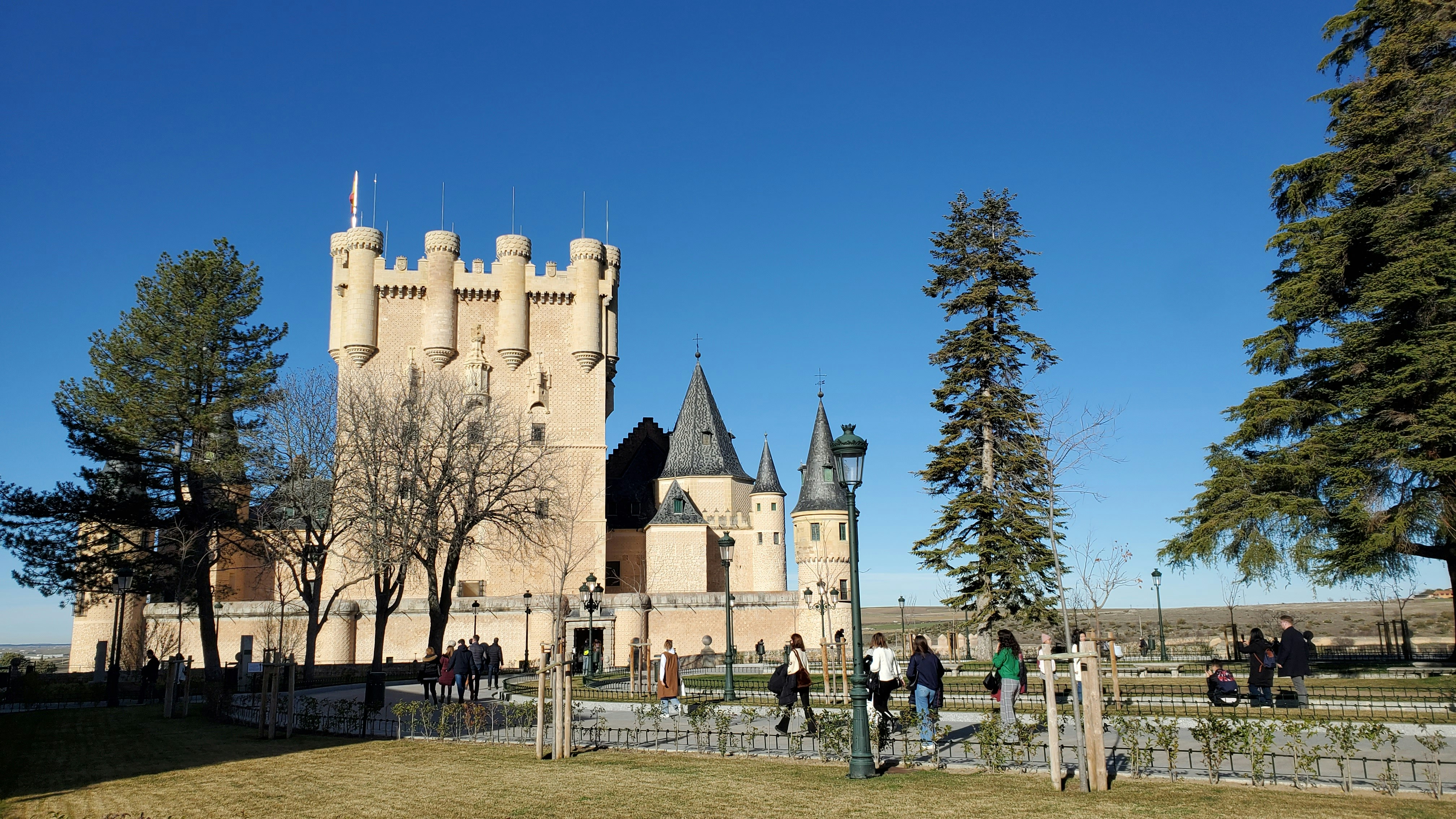 A castle with people walking around in front of it photo – Free Spain ...