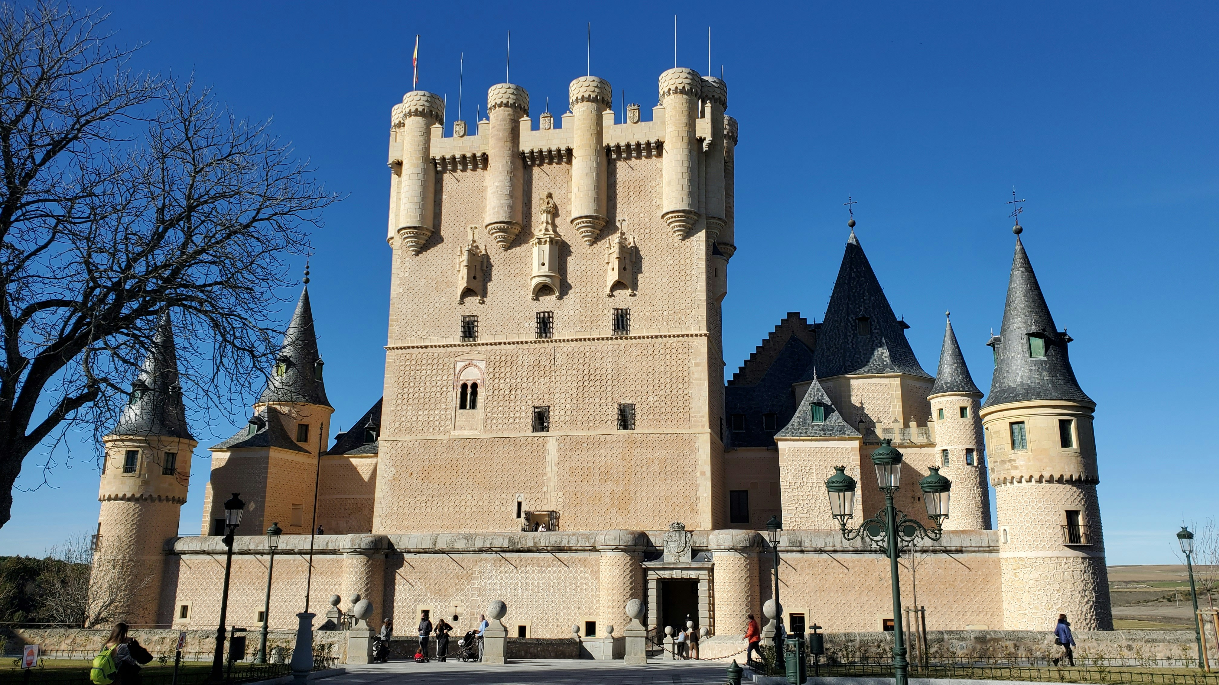 Foto Un gran castillo con torres y torreones en un día soleado – Imagen ...