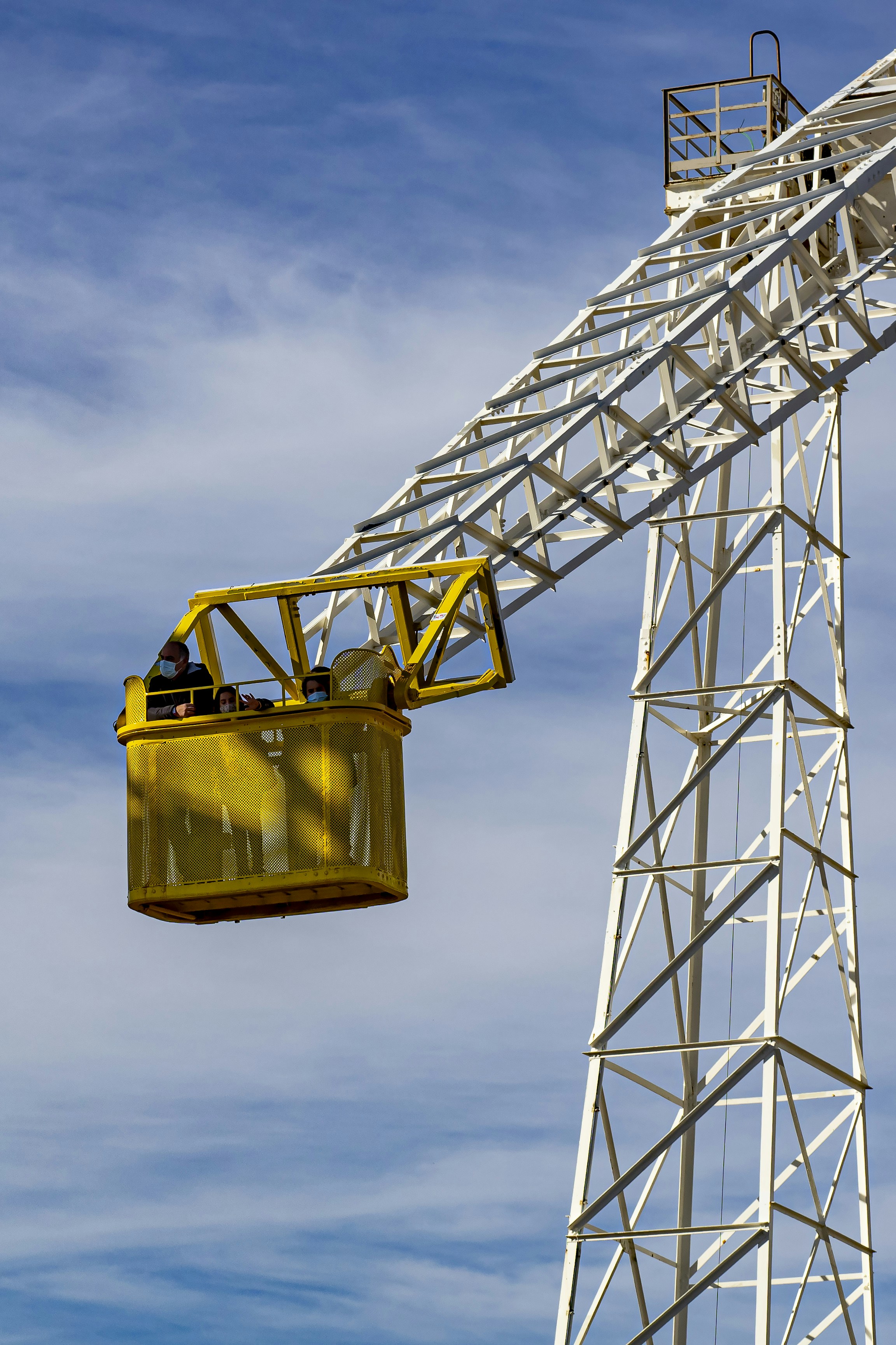 A yellow lift is attached to a tall tower photo – Free Parque Image on ...