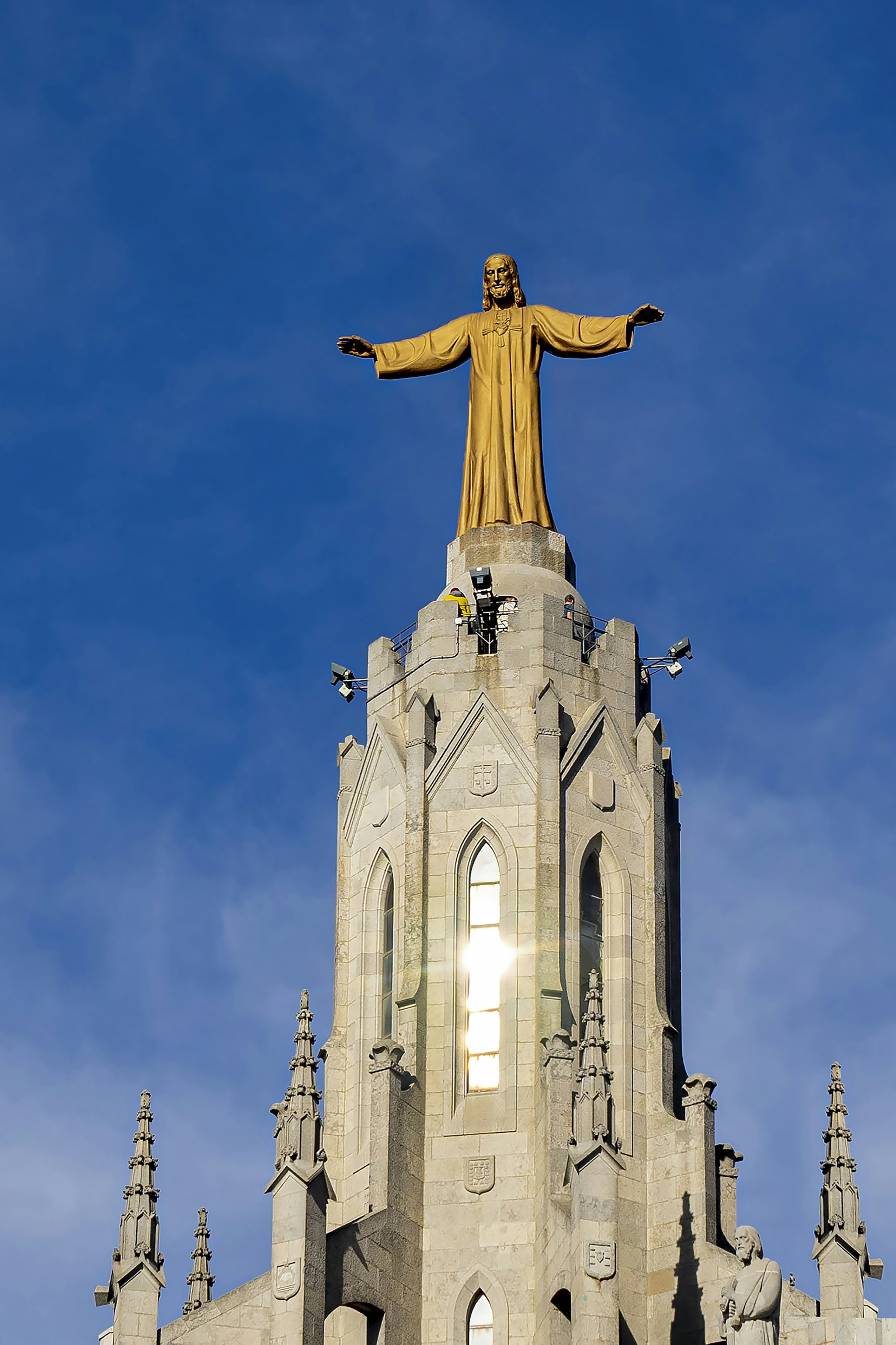 Una estatua de Jesús en la parte superior de un edificio foto – Imagen de Tibidabo gratuita en ...