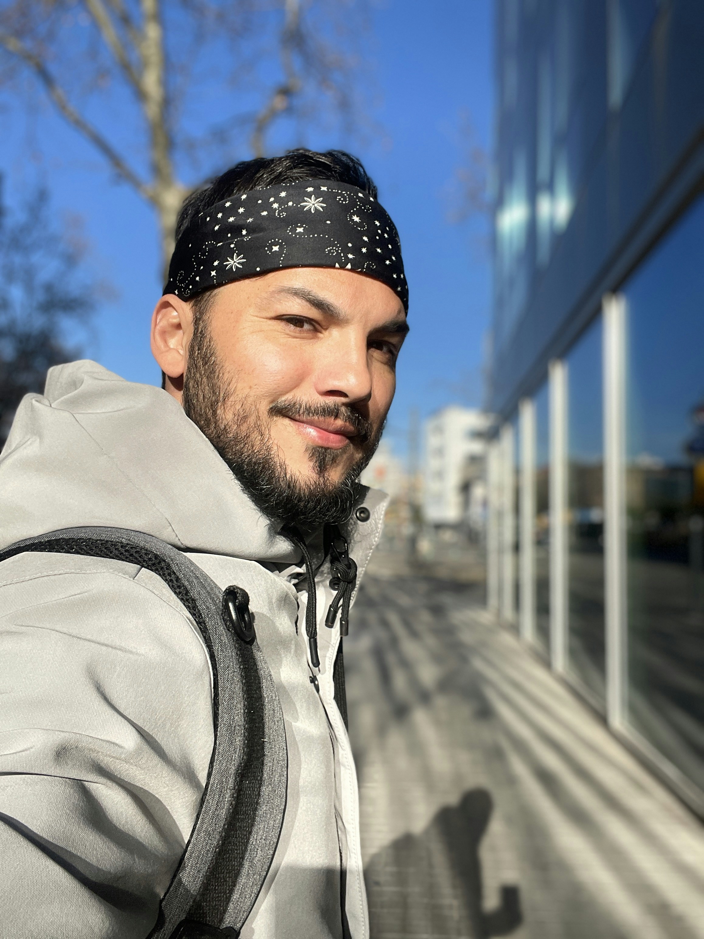 Un hombre con un pañuelo en la cabeza se está tomando una selfie foto ...