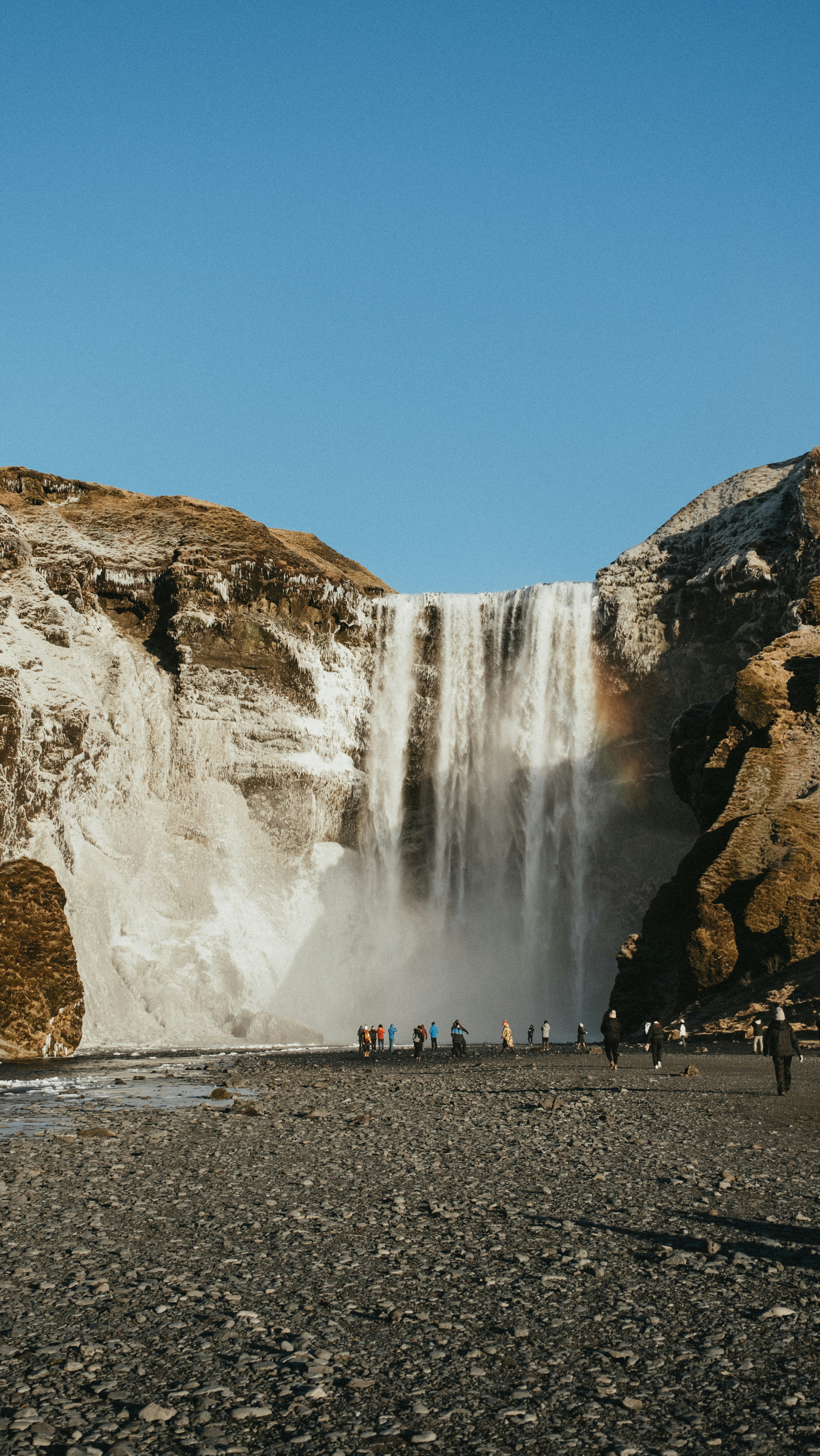 Un groupe de personnes debout devant une cascade photo – Image gratuite ...
