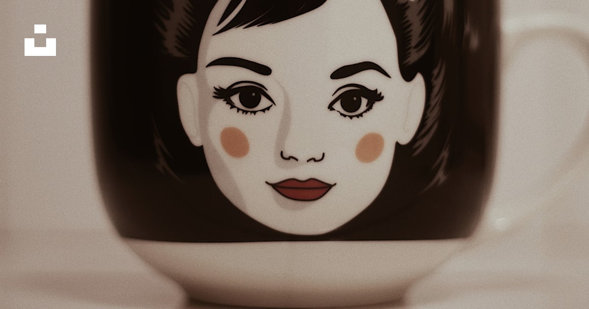 女性の顔の写真が描かれたコーヒーカップの写真 Unsplashの無料コーヒーカップ写真