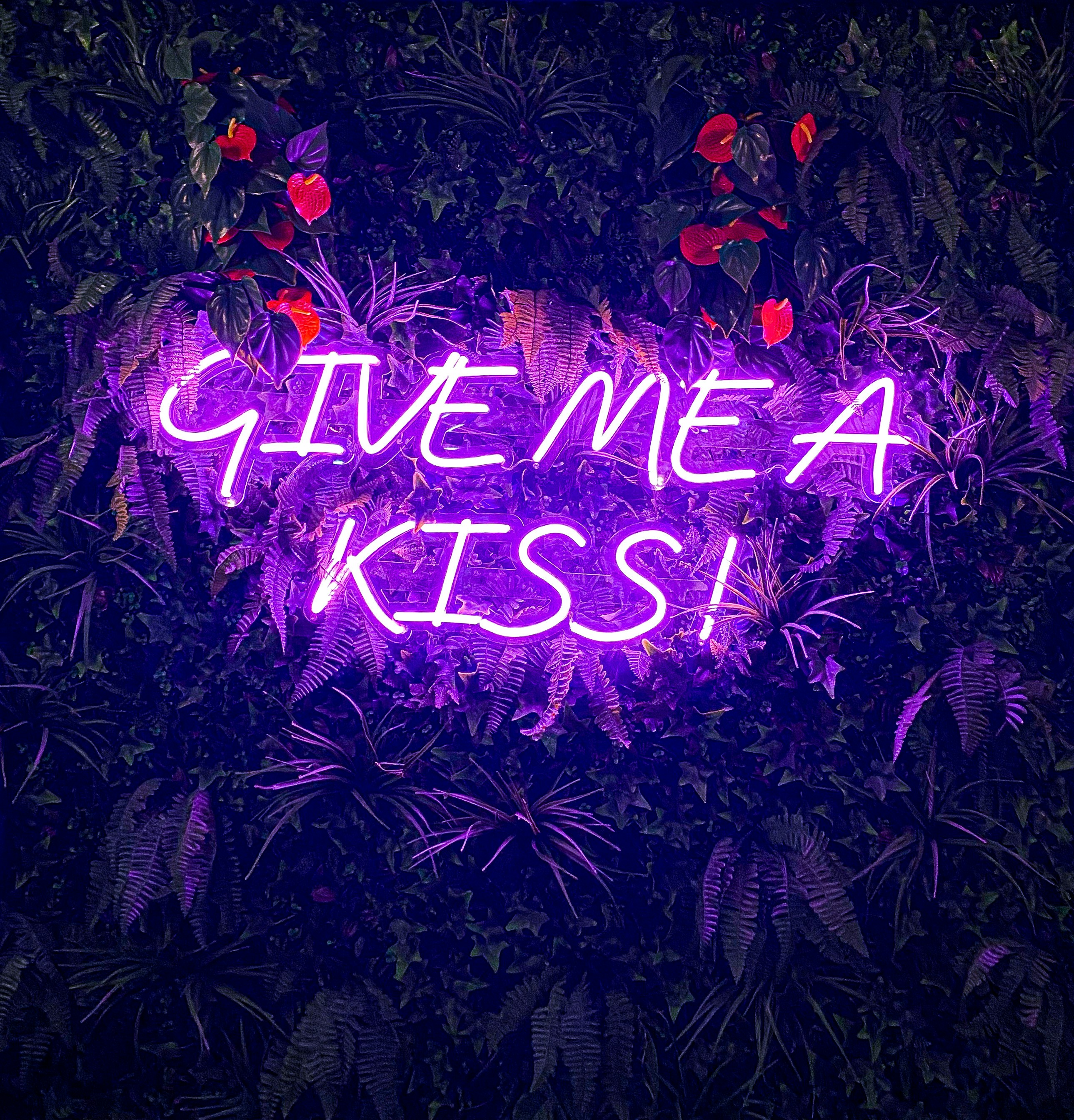 Foto Un letrero de neón que dice Dame un beso – Imagen Violeta gratis ...