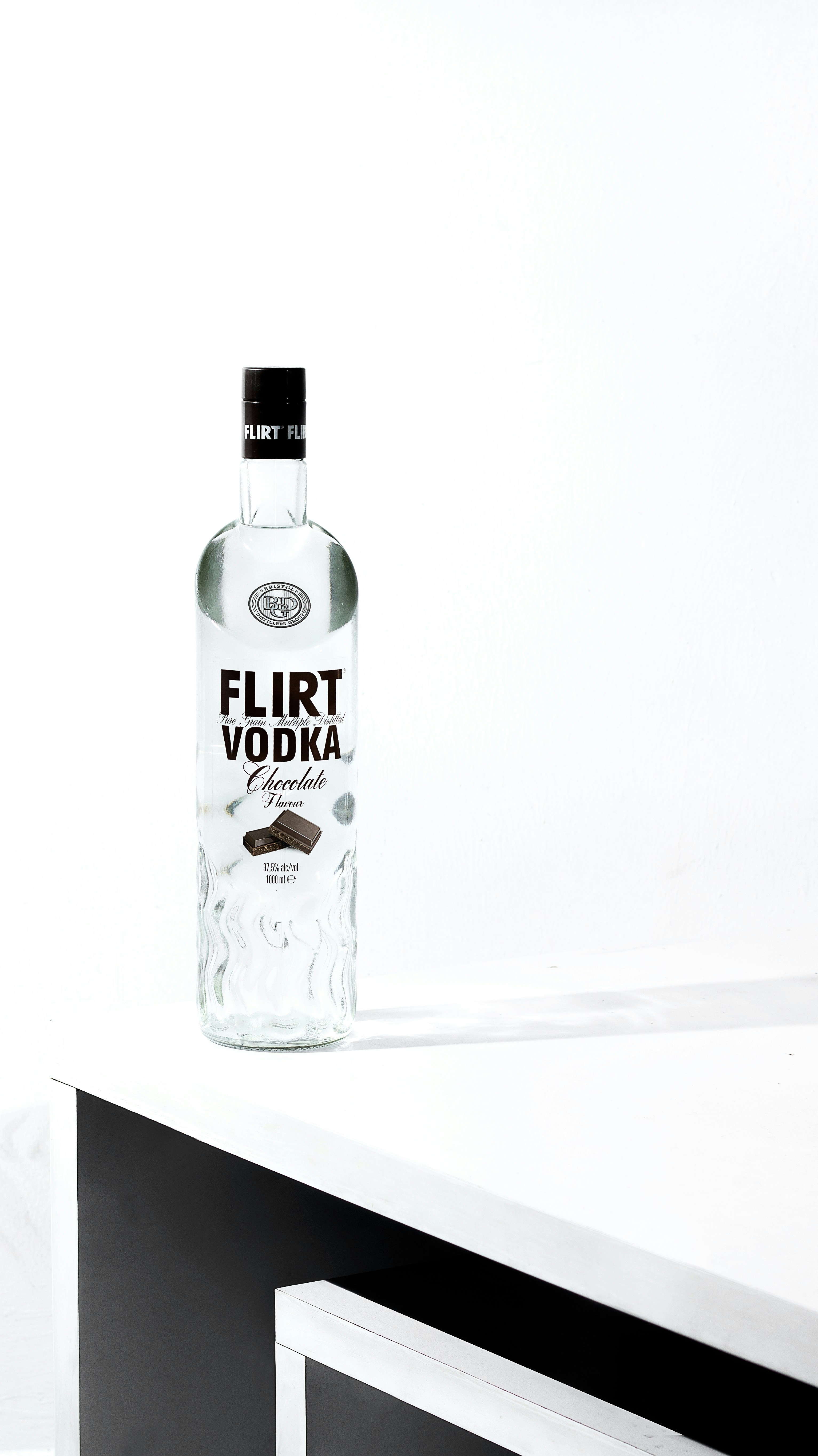 Foto Una botella de vodka encima de un mostrador – Imagen Alcohol ...