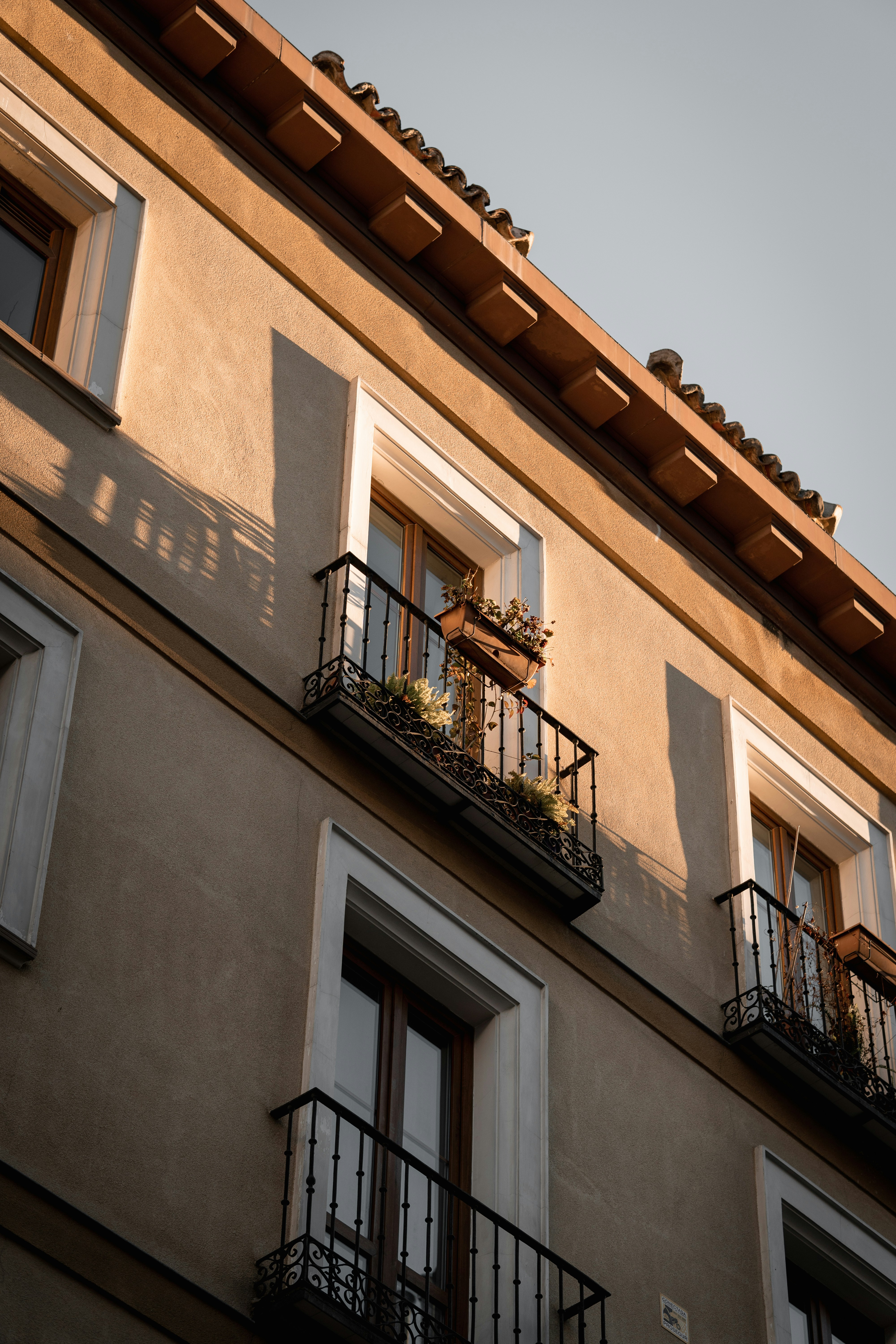 Un bâtiment avec balcon et un balcon photo – Photo Madrid Gratuite sur ...