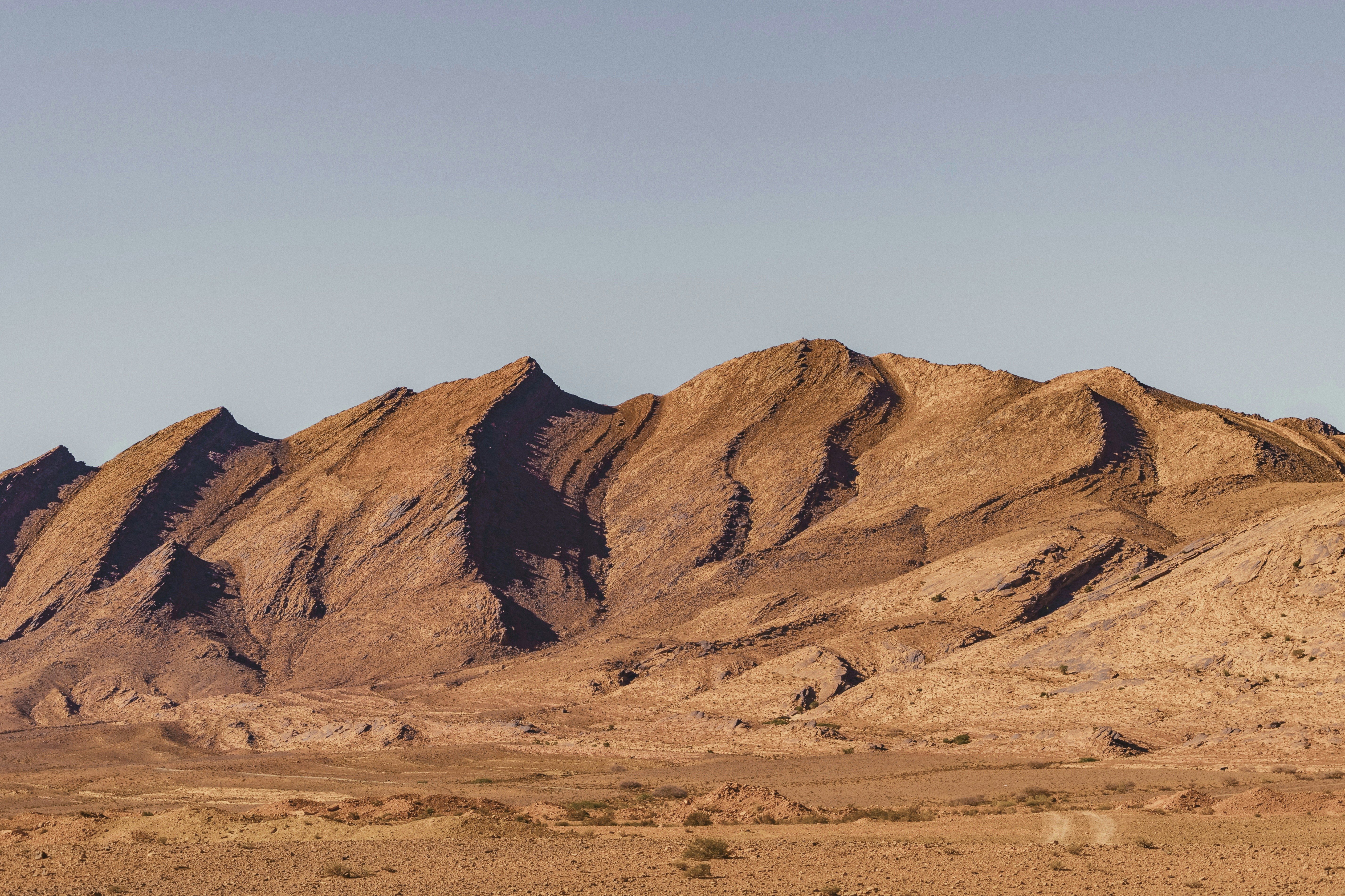 Foto Un grupo de montañas en medio de un desierto – Imagen Suelo gratis ...