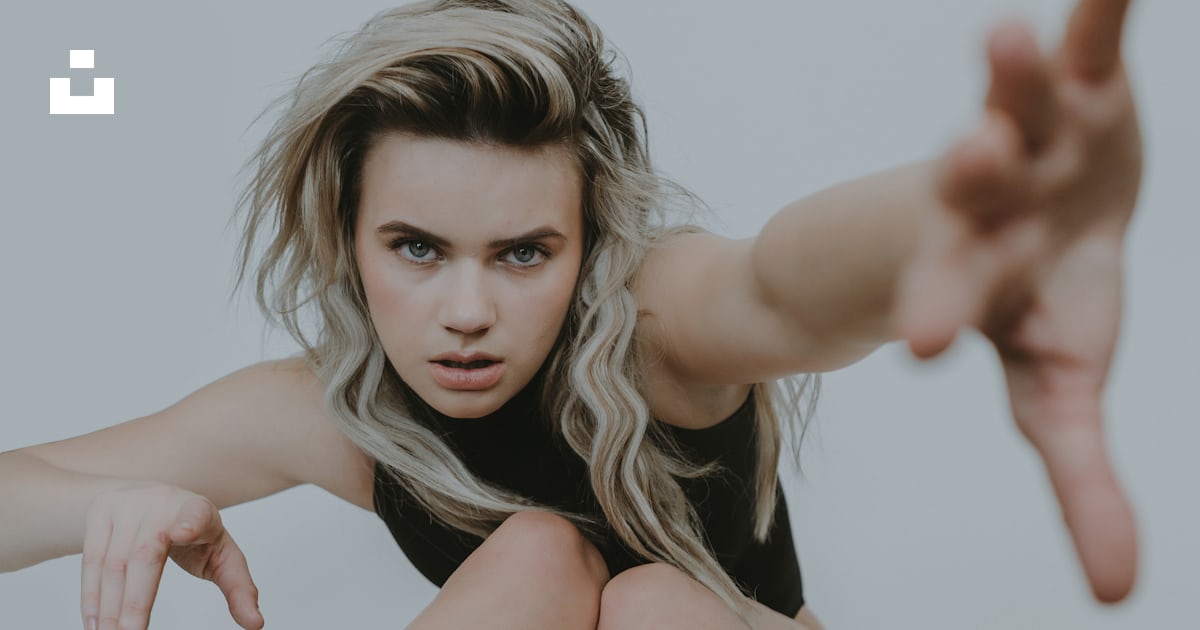 Uma Mulher Sentada No Chão Com As Pernas Abertas Foto Imagem Grátis