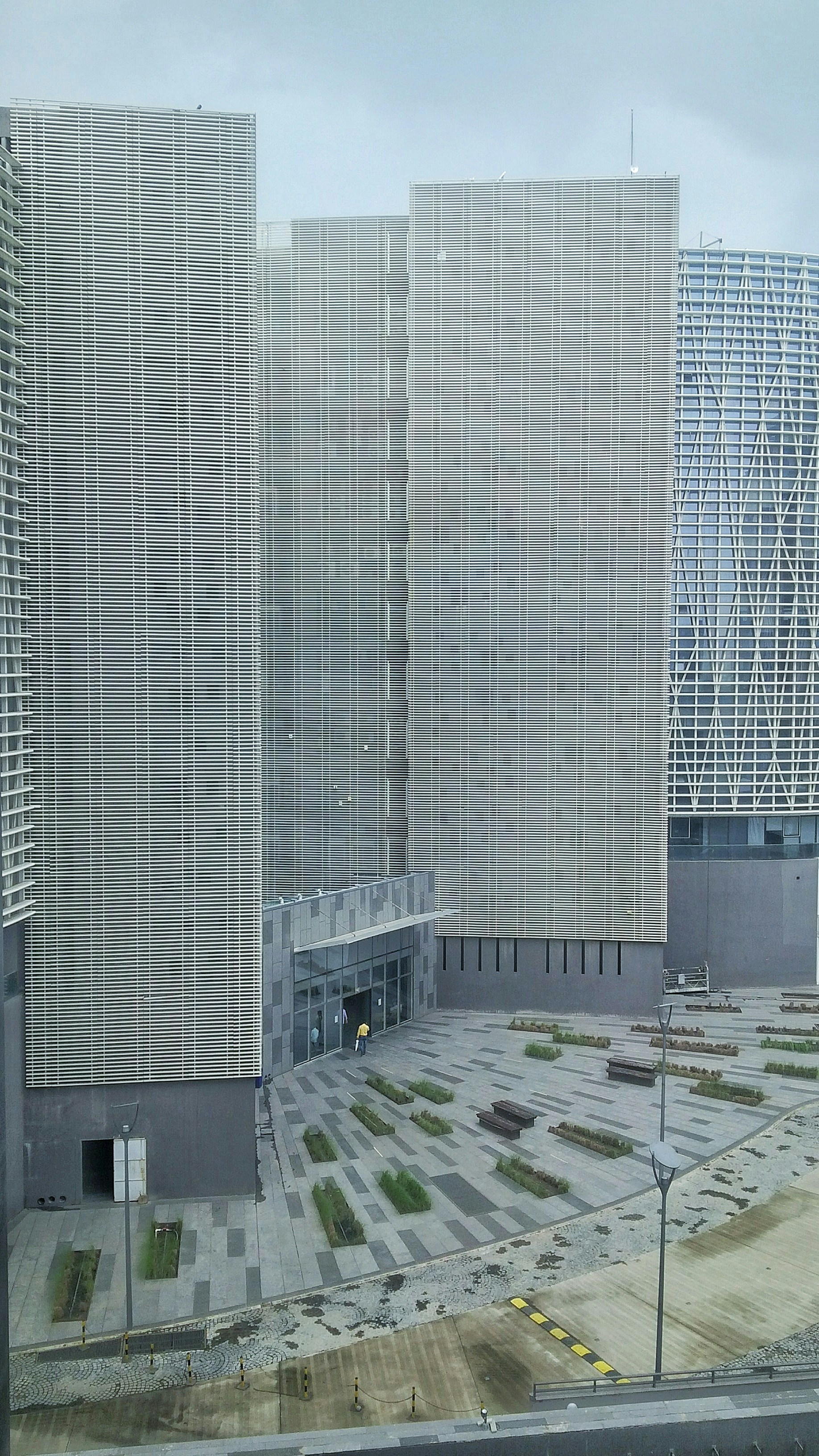 Modern Minimalism: The Art of Architectural Symmetry