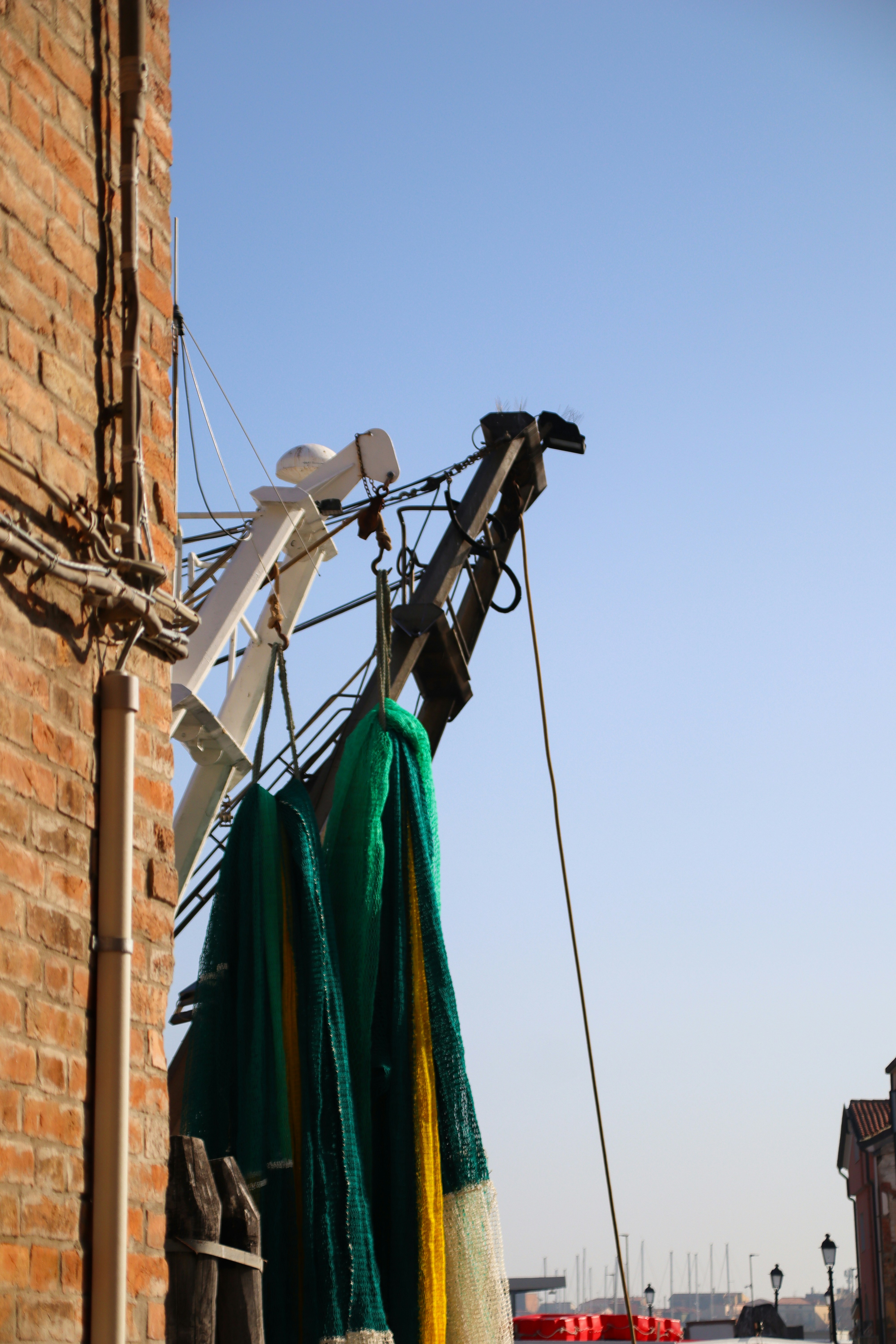 Un poste de teléfono con un montón de cables conectados a él foto ...