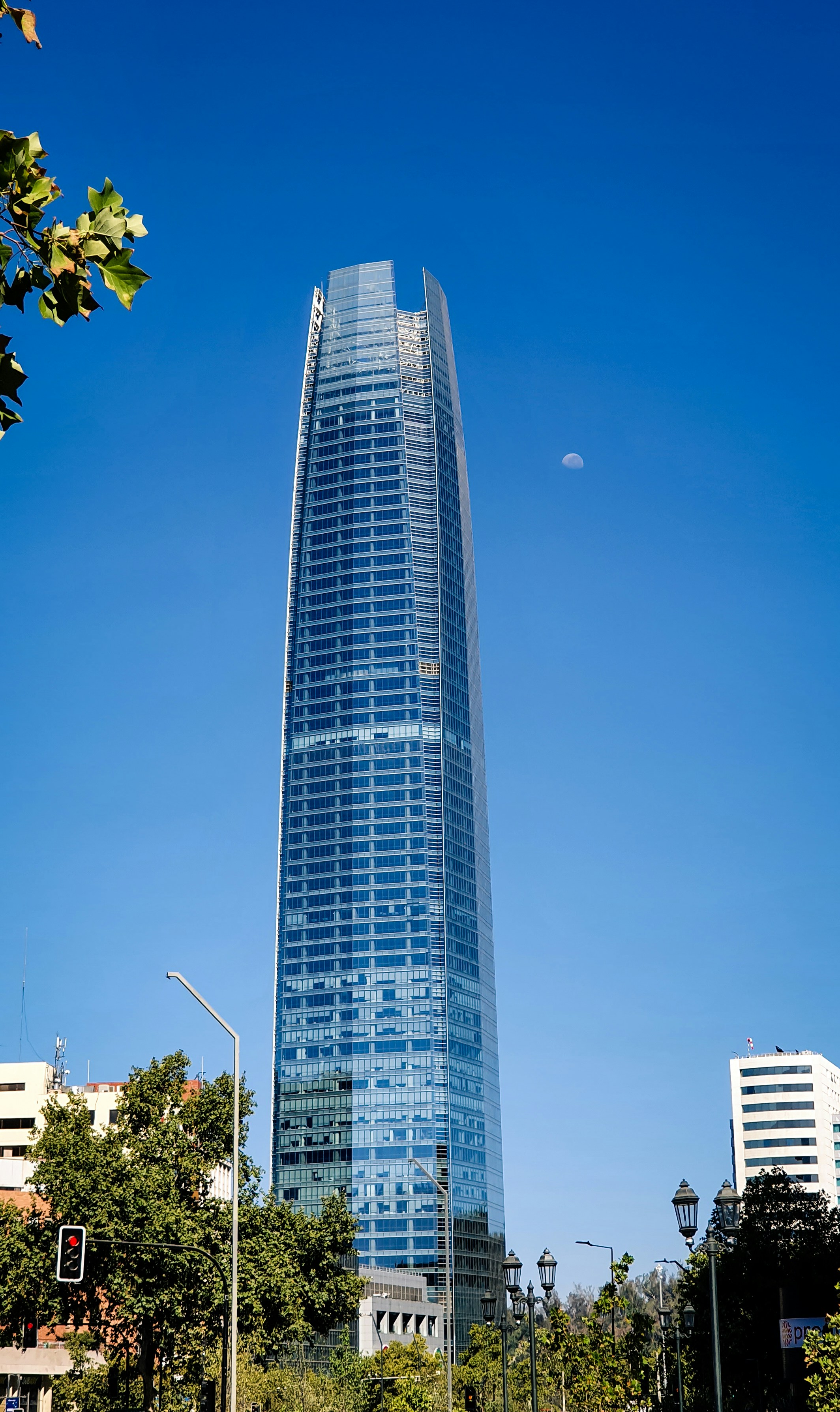 Foto Un edificio muy alto en medio de una ciudad – Imagen Rascacielos ...
