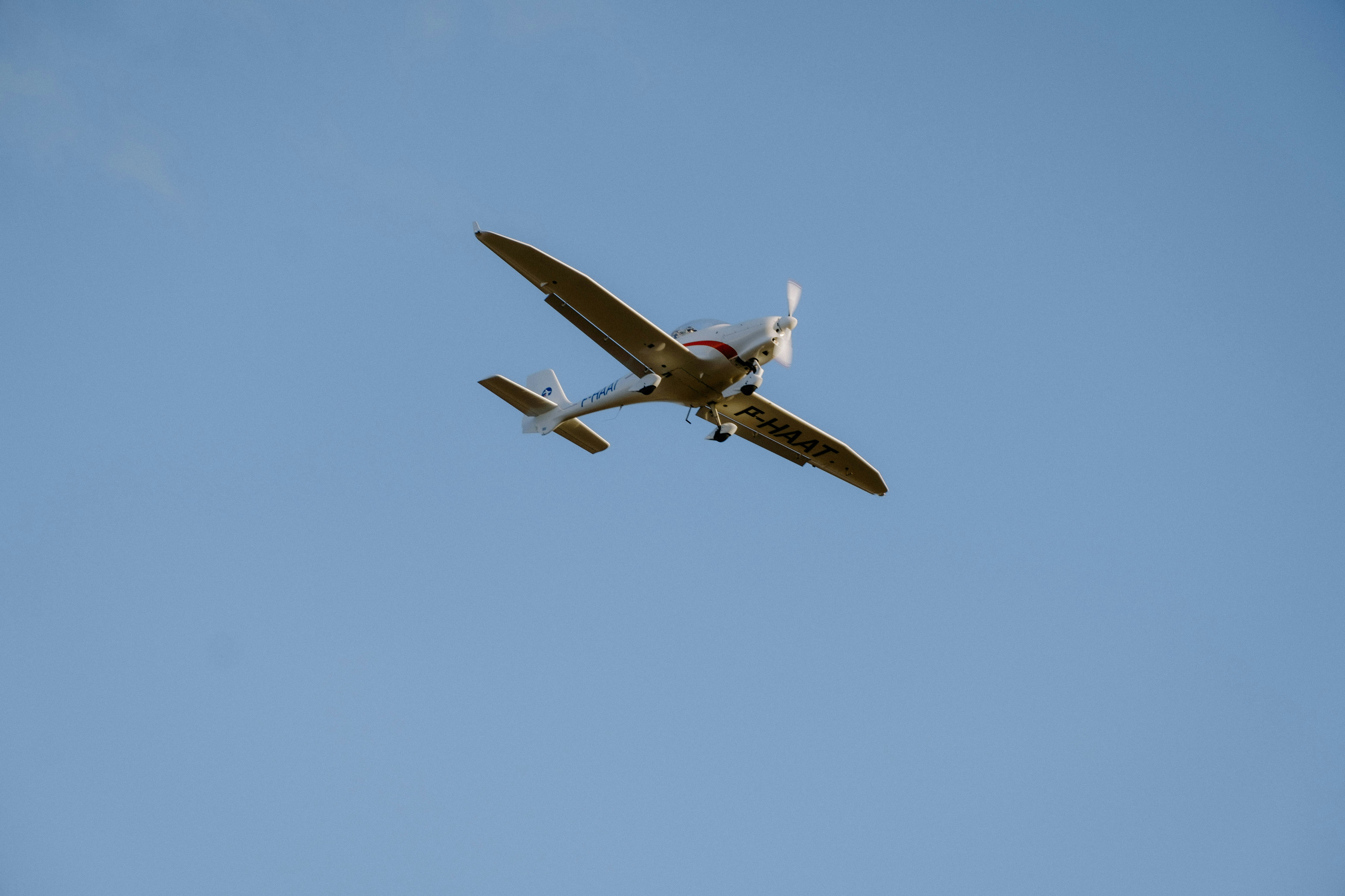 Un petit avion volant dans un ciel bleu photo – Photo La France ...