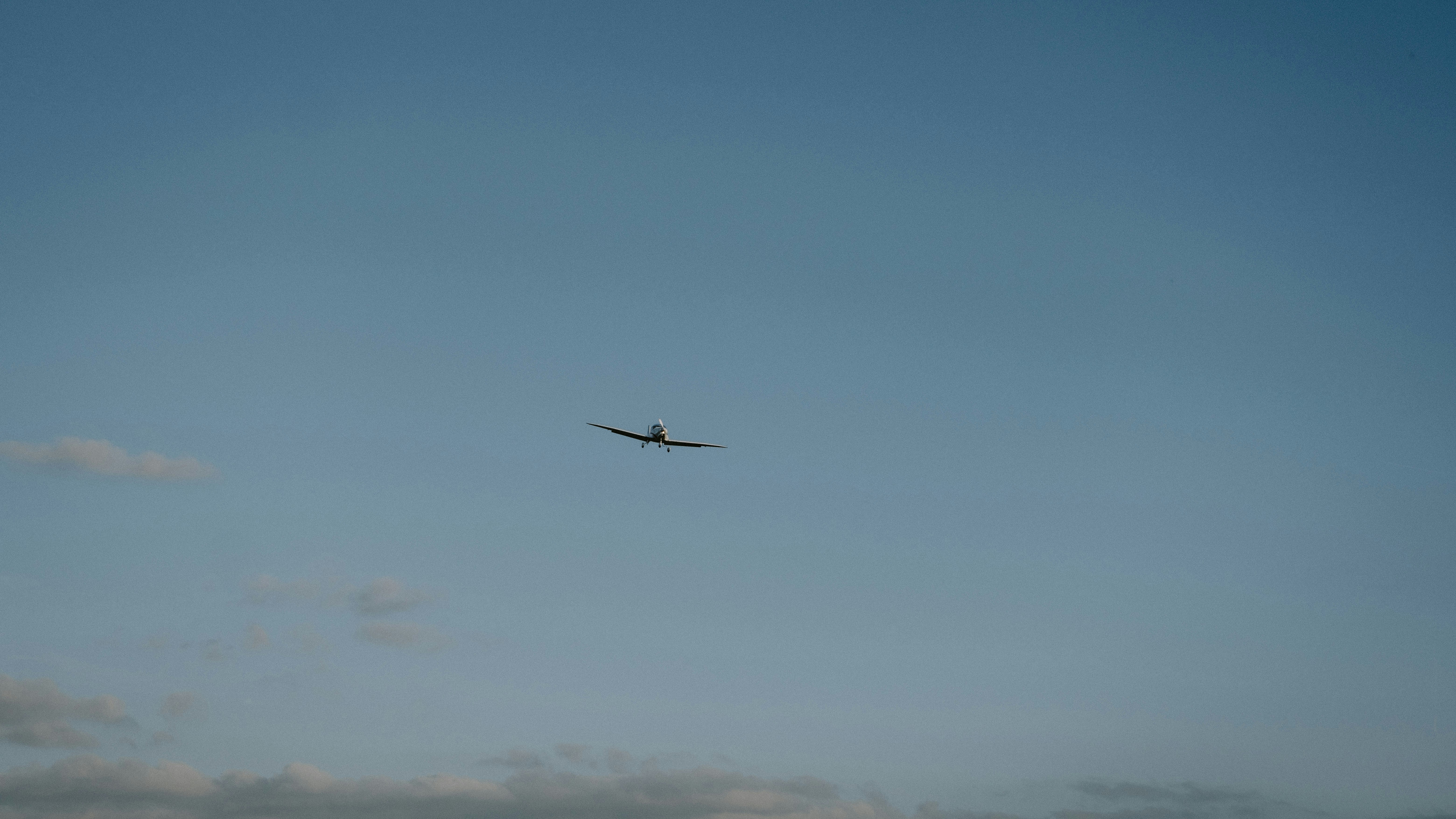 Un avión vuela alto en el cielo foto – Imagen de Playa gratuita en Unsplash