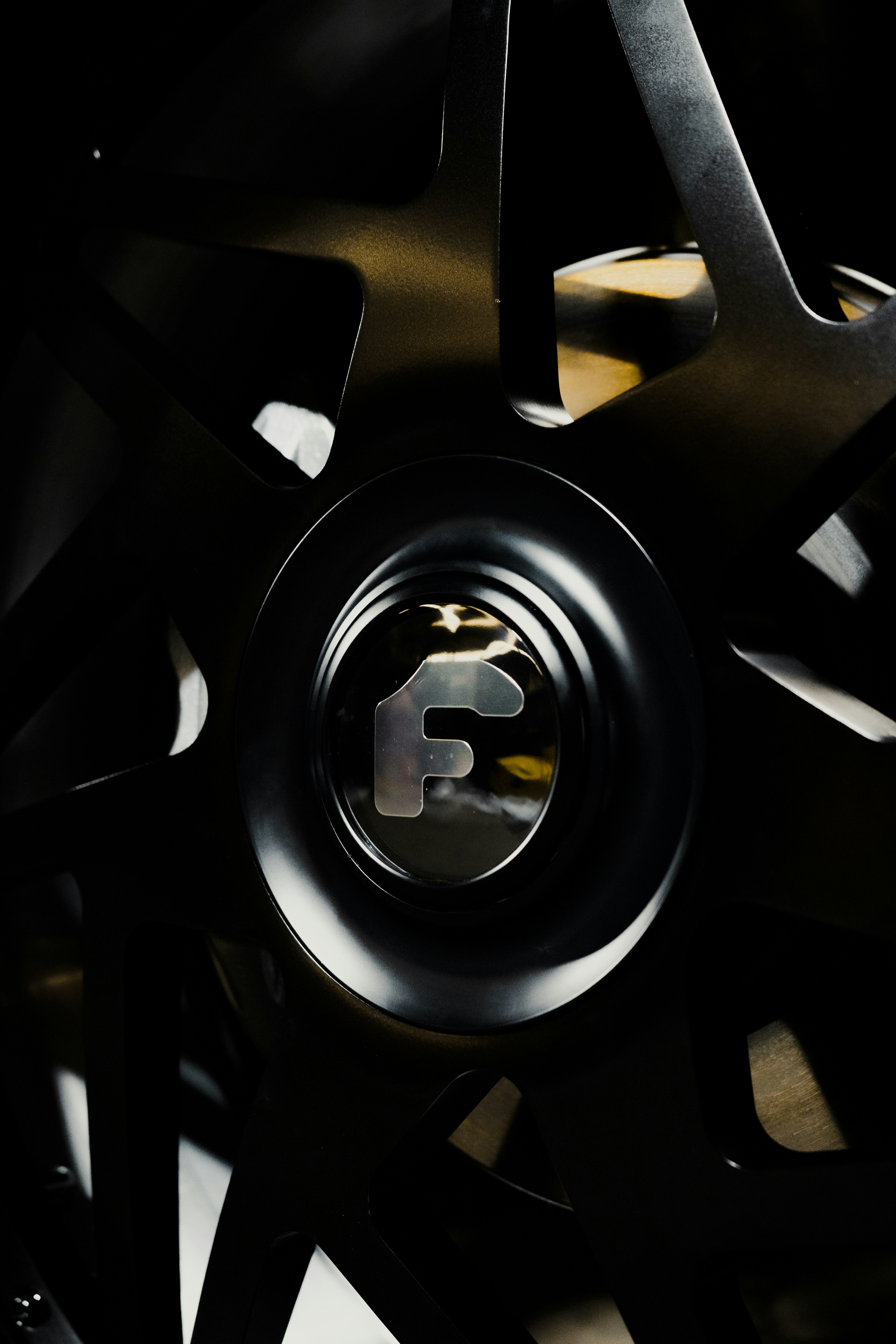 Razor-edged Crown: The Engine’s Emblem Under Low Light