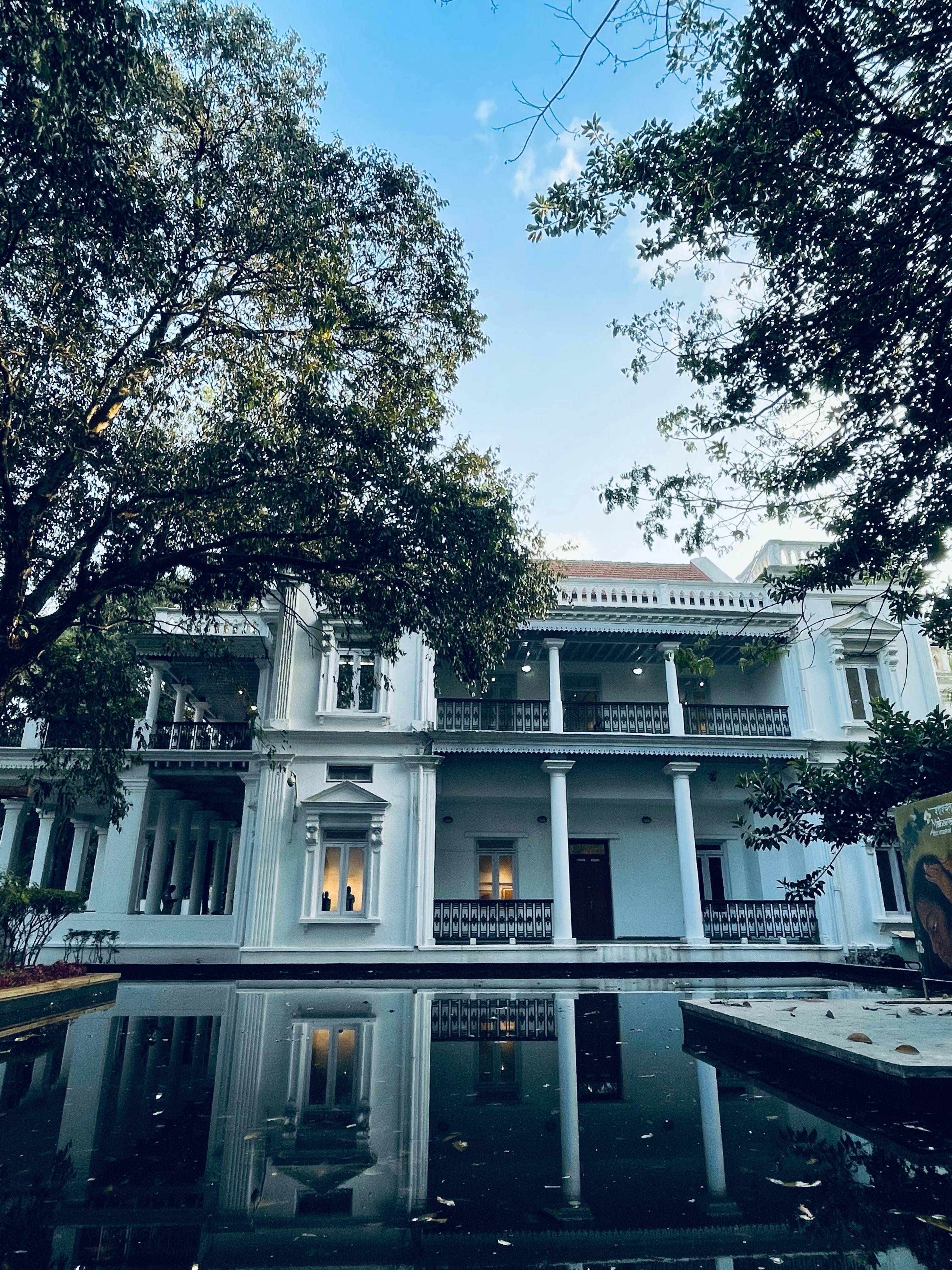 Echoes in White: A Colonial Villa Framed by Oaks and Water