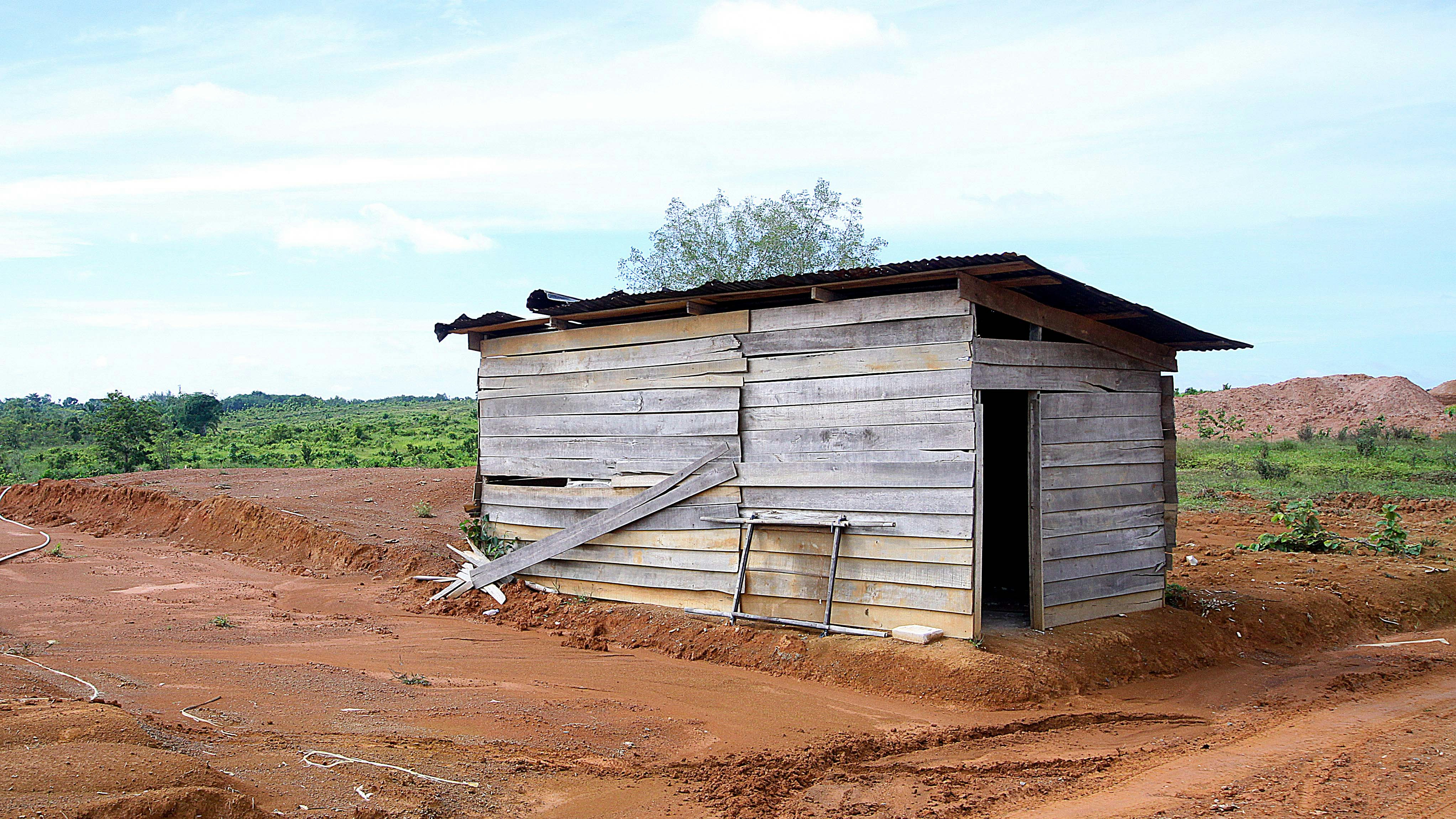 A small wooden shack sitting on top of a dirt field photo – Free Indonesia Image on Unsplash