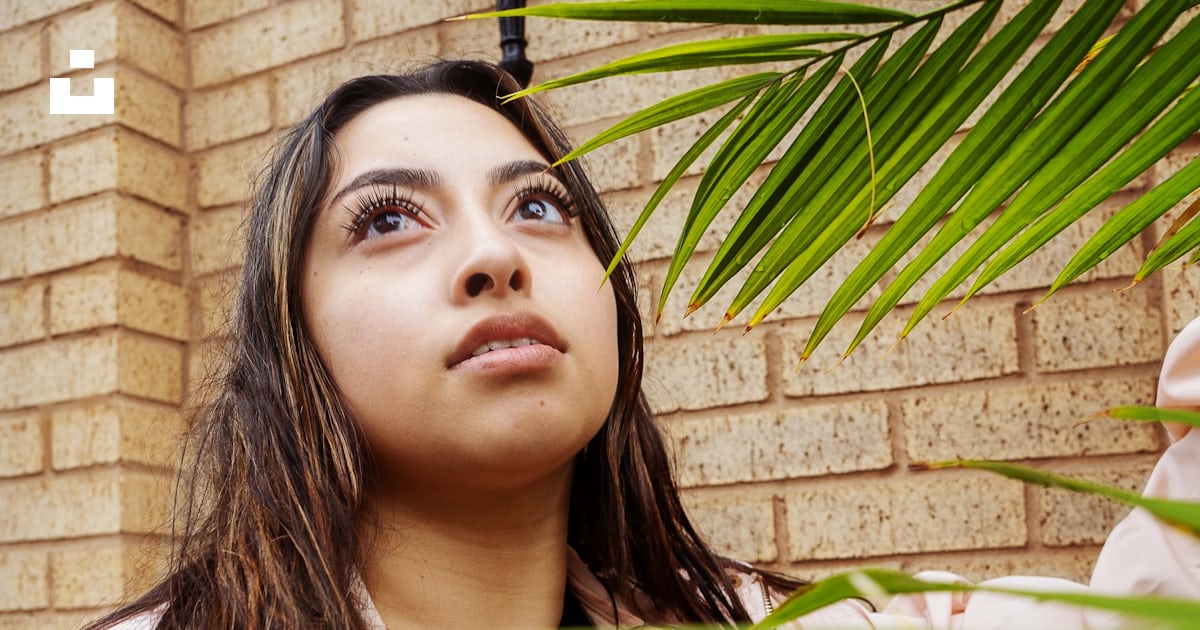 Una Mujer Parada Frente A Una Palmera Foto Imagen De Persona Gratuita