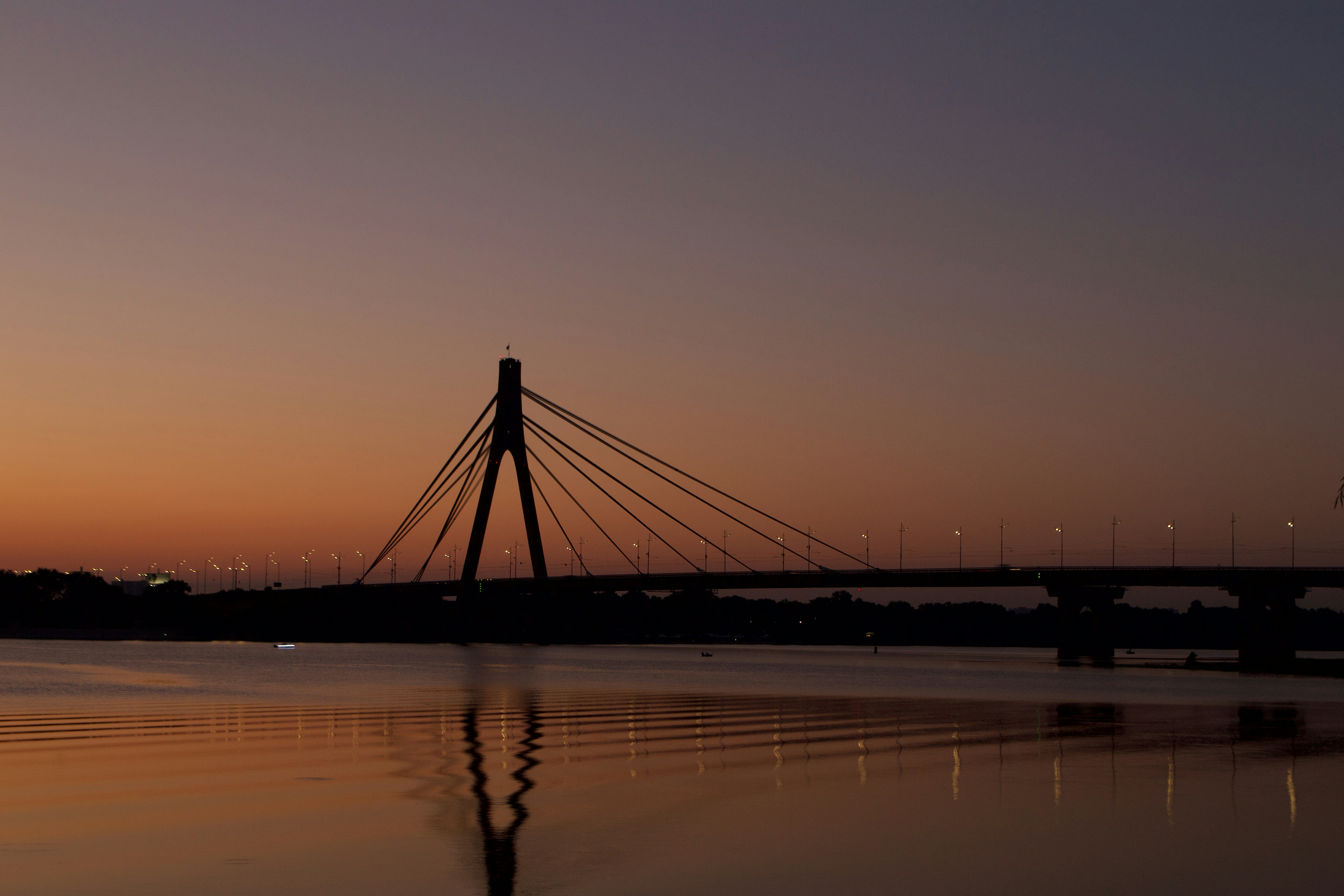 A bridge that is over a body of water photo – Free Kyiv Image on Unsplash