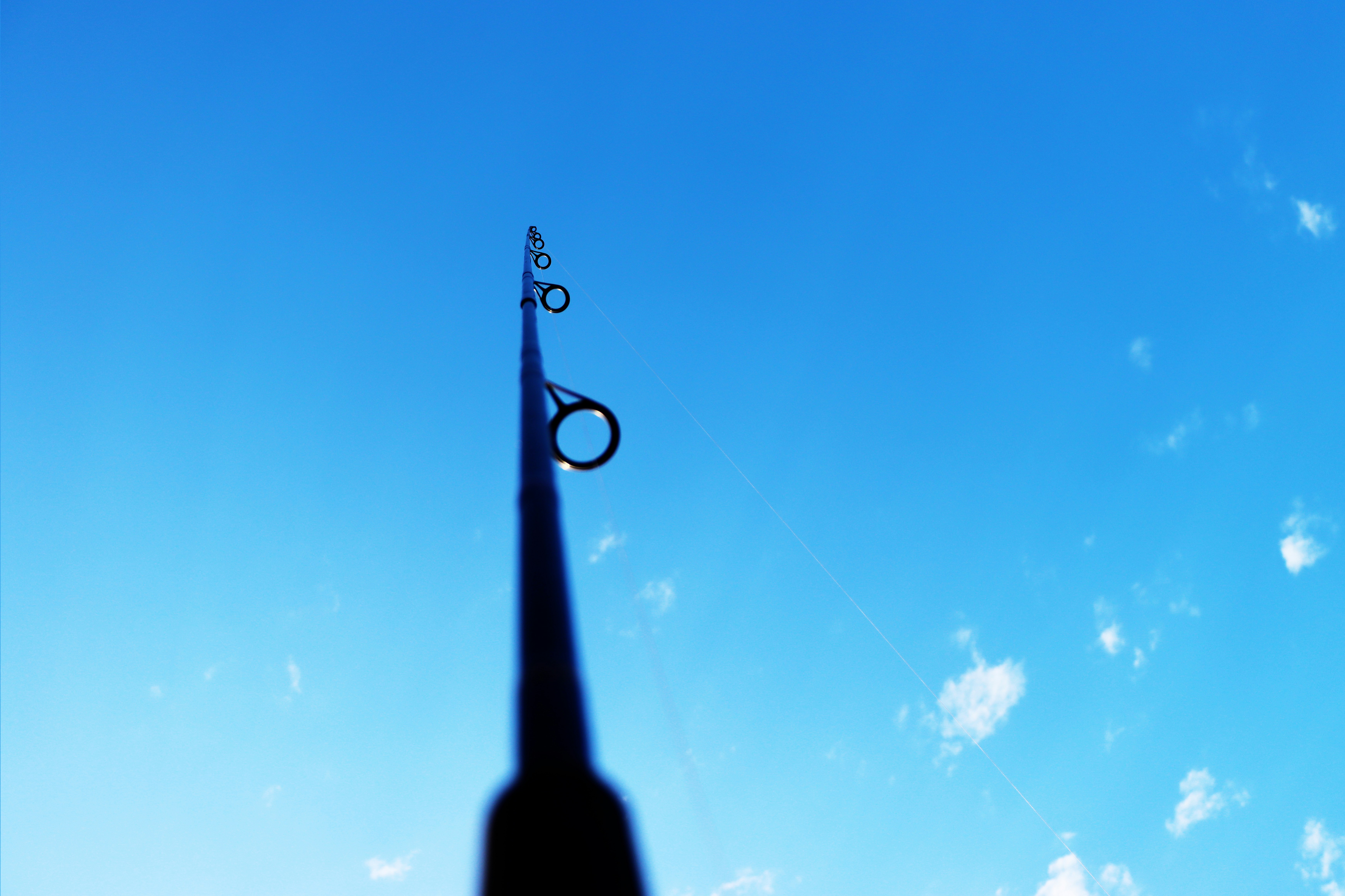 Foto Un edificio alto con un cielo en el fondo – Imagen Carretera nim ...