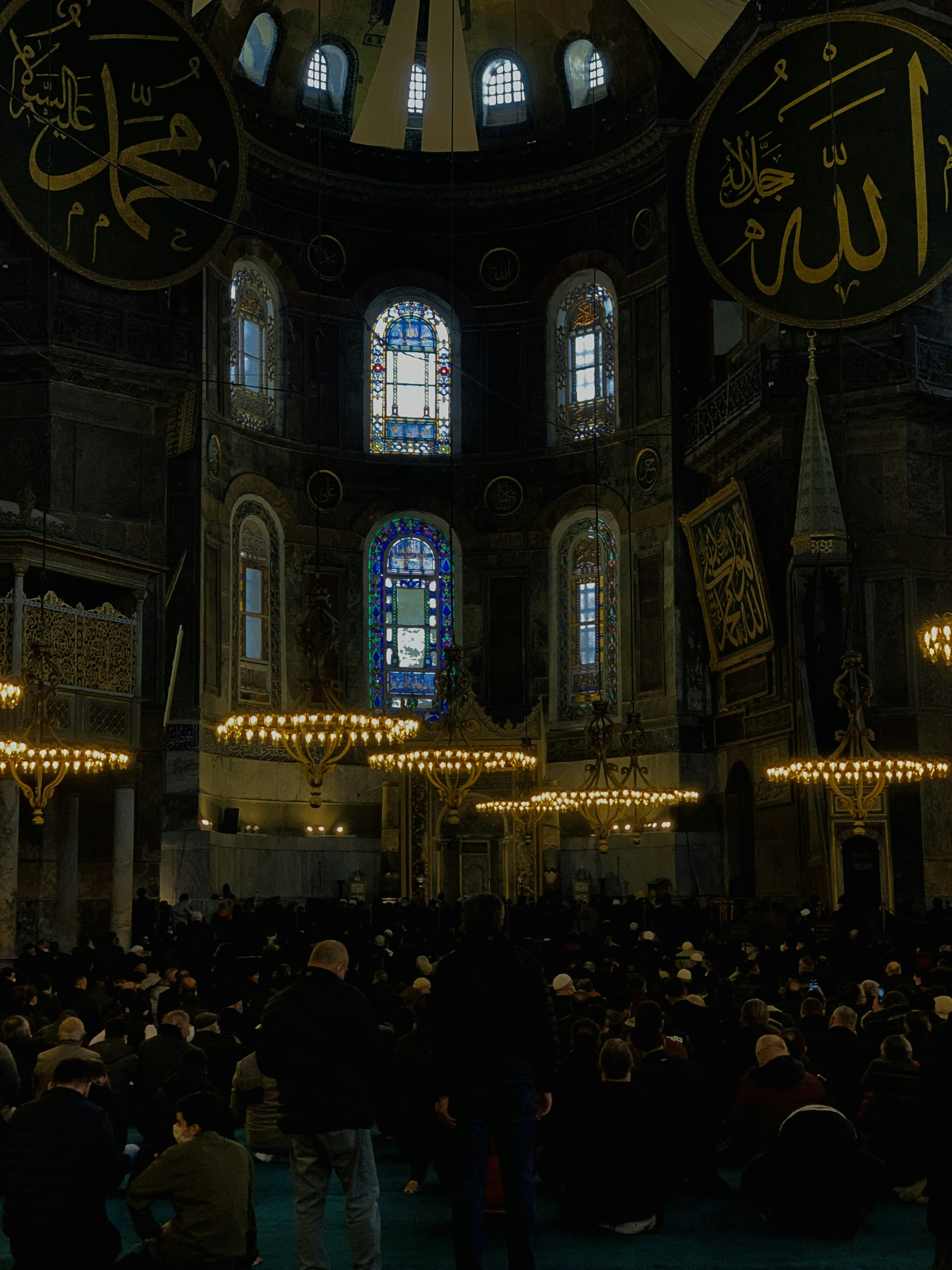 prayers in haghia sophia | a large group of people inside of a building