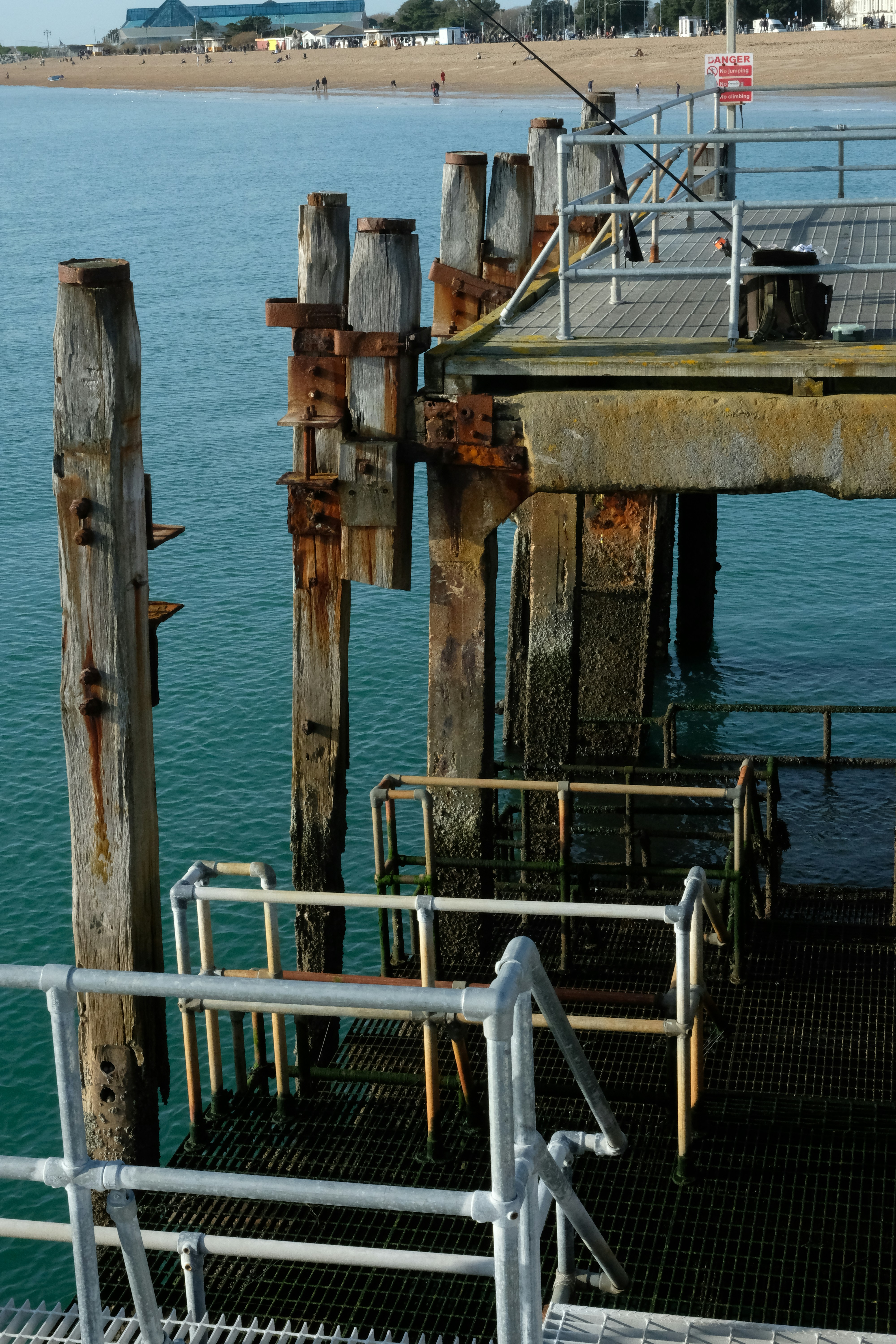 Foto Un muelle con barandilla metálica y agua – Imagen Pretil gratis en ...